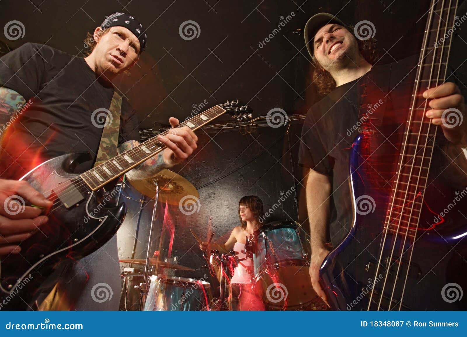 Effettuazione Della Banda Rock Immagine Stock - Immagine di uomo ...