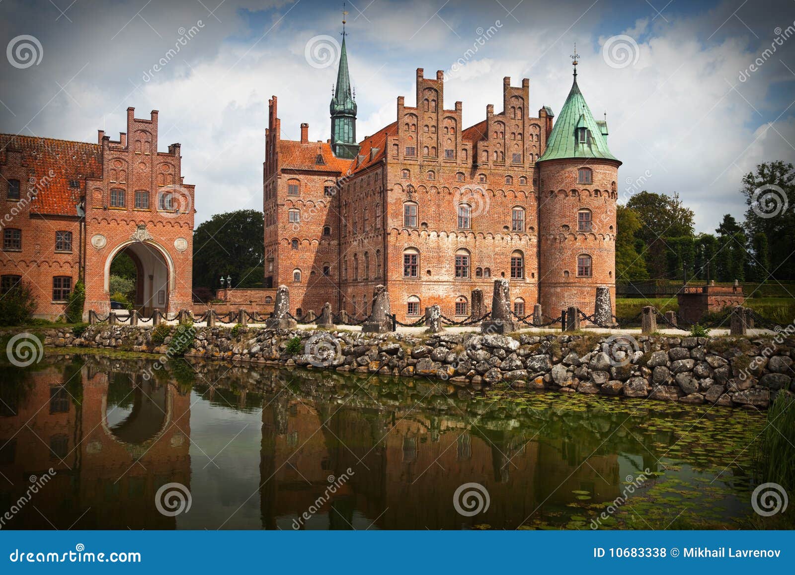 Egeskov castle stock photo. Image of scenic, daylight - 10683338