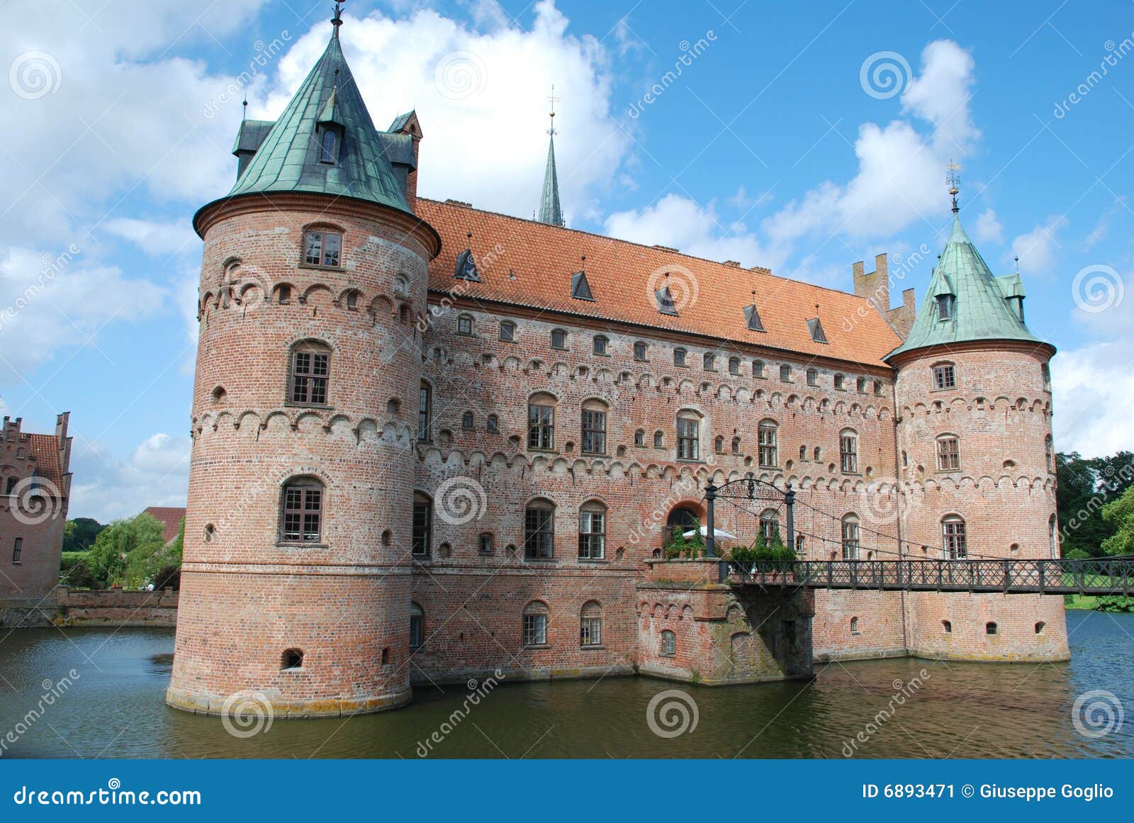 Egeskov castle stock image. Image of ditch, bridge, stone - 6893471