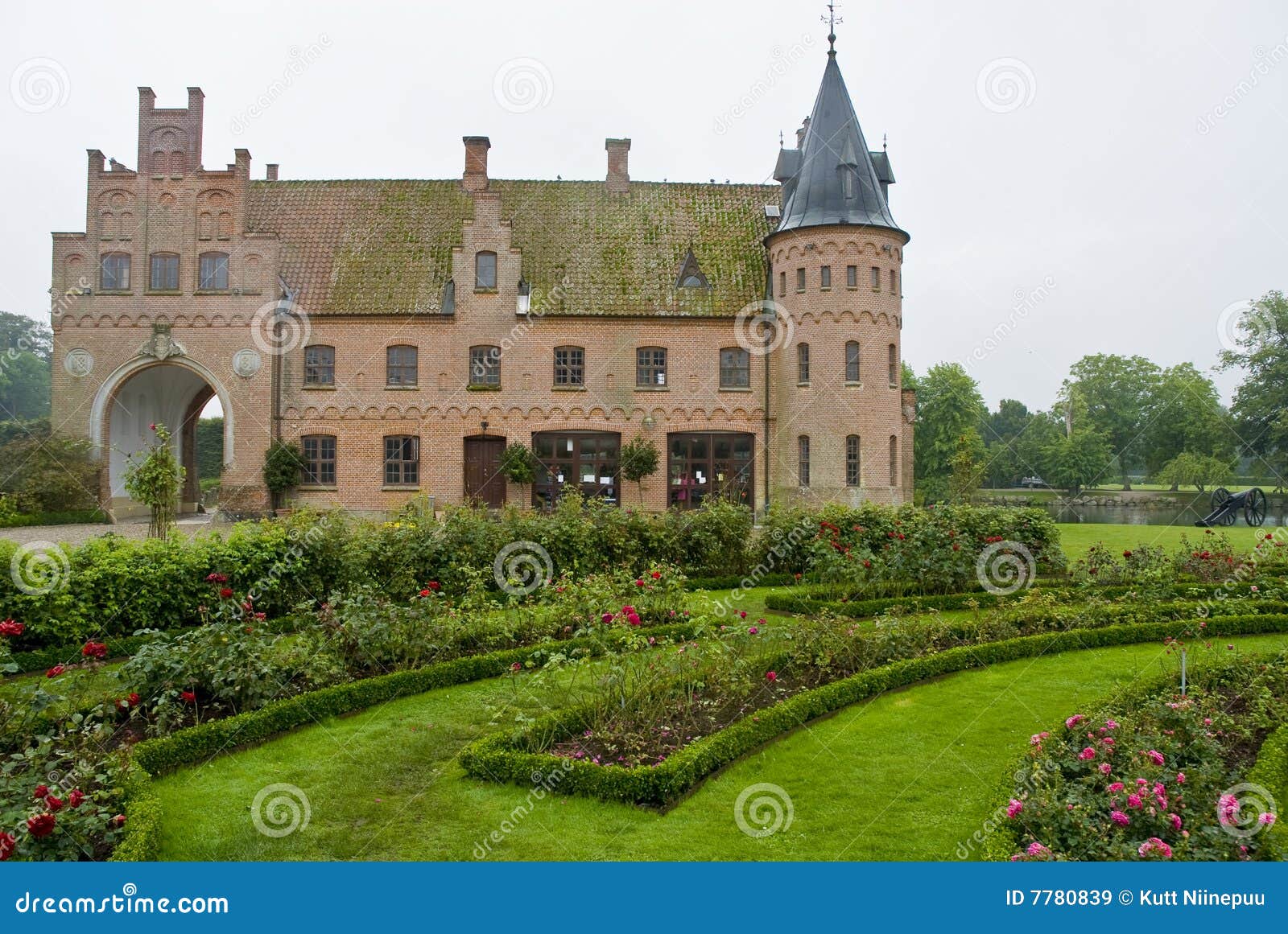 Egeskov castle and gardens stock image. Image of lawn - 7780839
