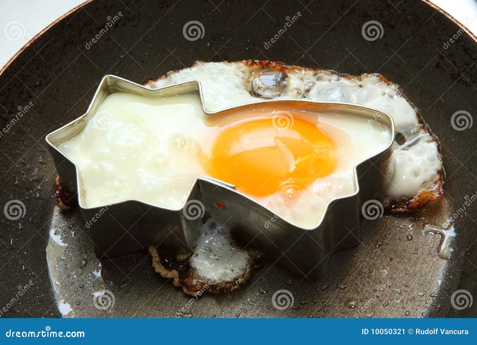 Egg frying in star shape stock image. Image of appetising - 10050321