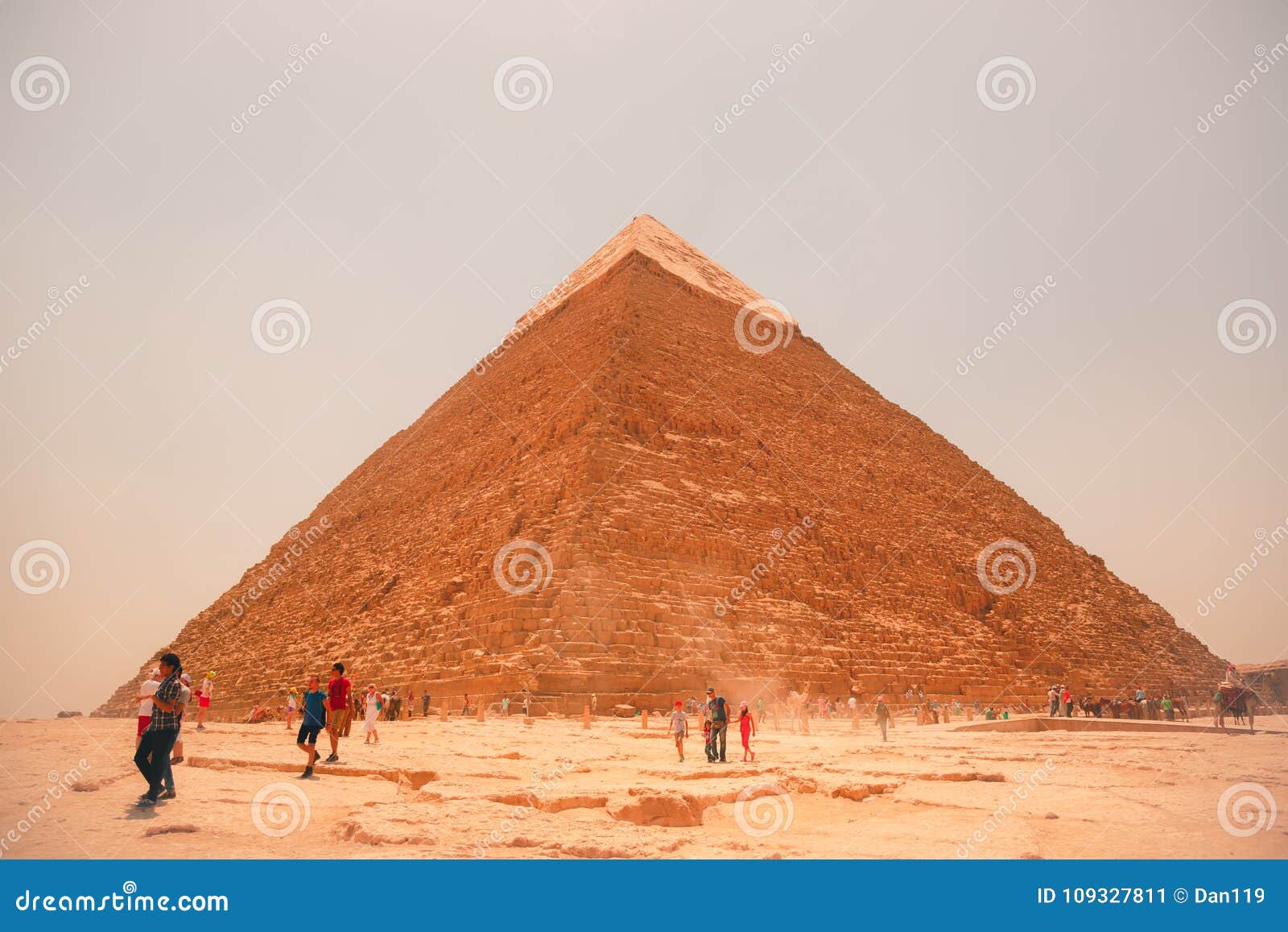Egypten Kairo; Augusti 19, 2014 - De Egyptiska Pyramiderna I Kairo ...