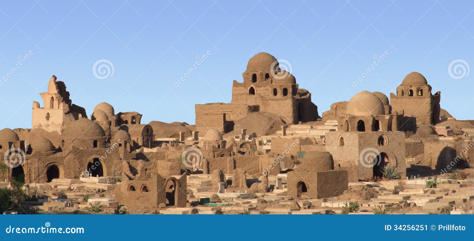 Egyptische Mausolea in Zonnige Sfeer Stock Afbeelding - Image of aswan ...