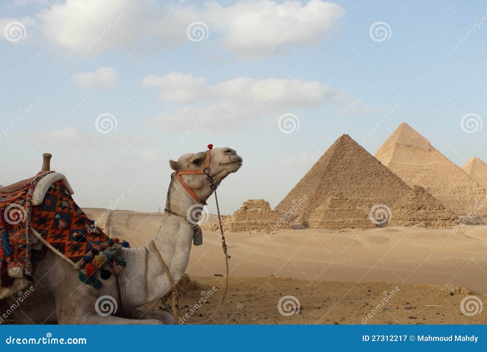 Egyptiska pyramider fotografering för bildbyråer. Bild av öken - 27312217