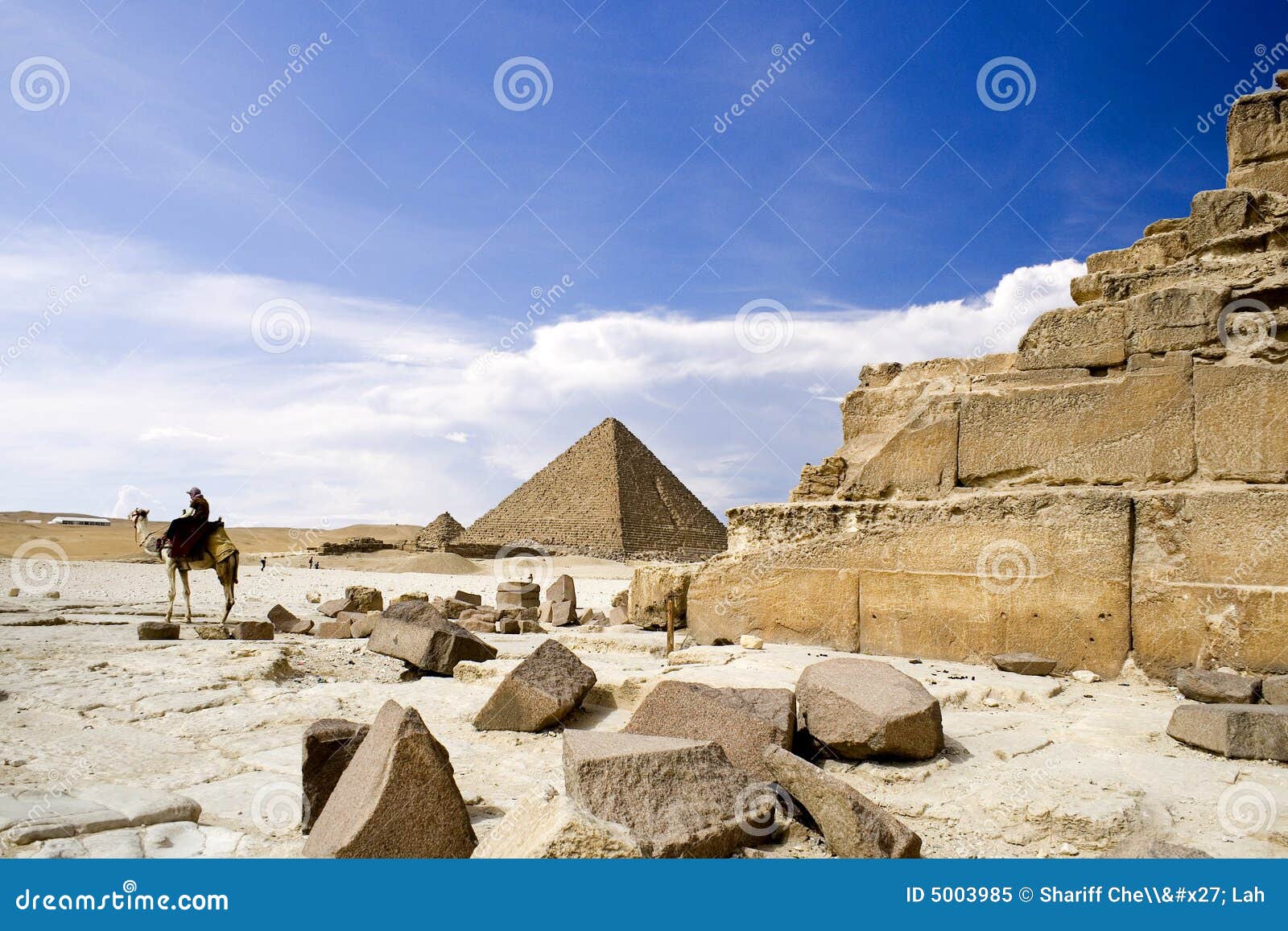 Egyptiska stora pyramider fotografering för bildbyråer. Bild av ...