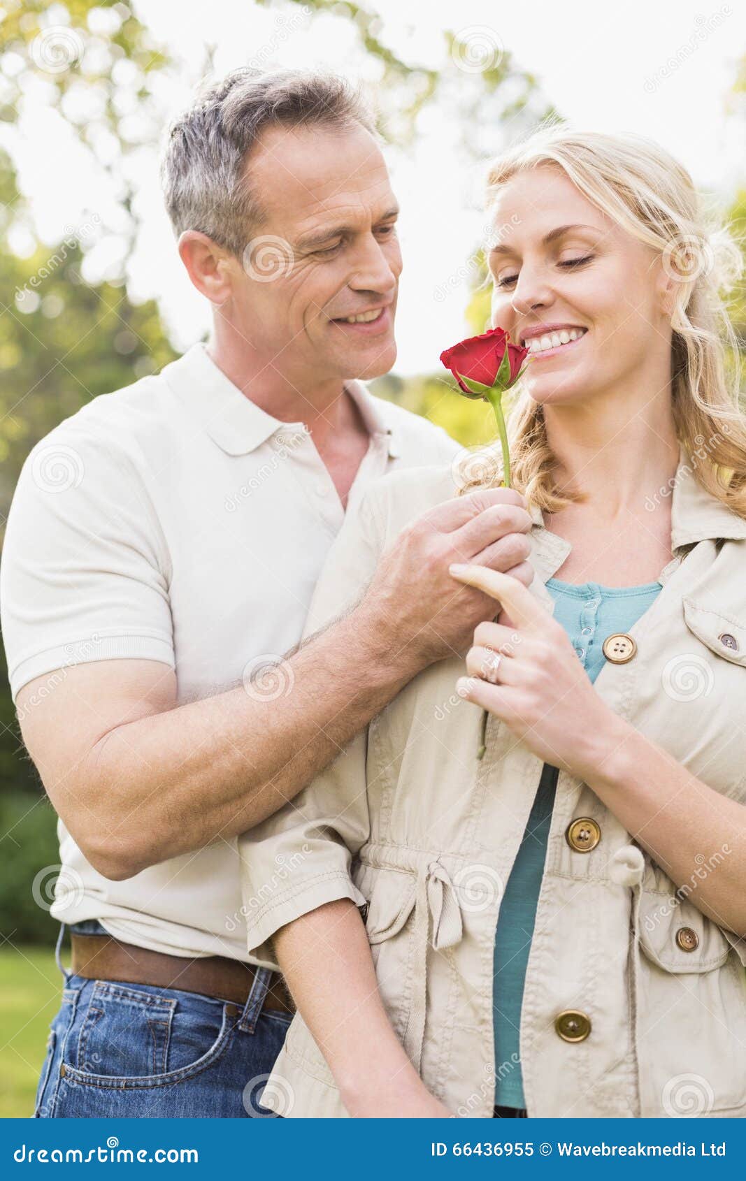 Ehemann, Der Eine Rose Frau Anbietet Stockbild - Bild von kaukasisch ...