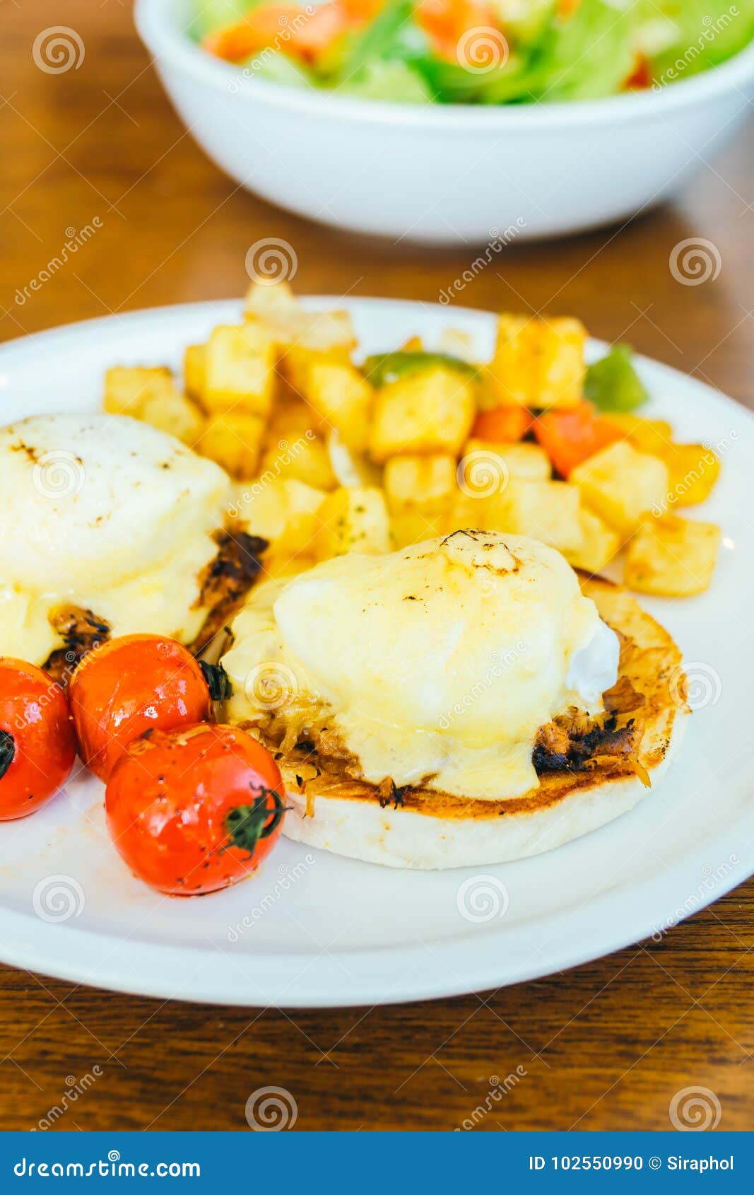 Ei Benedict stock foto. Image of geel, zalm, gastronomisch - 102550990