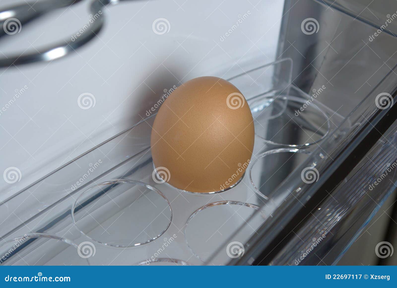 Ei in de koelkast stock afbeelding. Image of domein, voedsel - 22697117