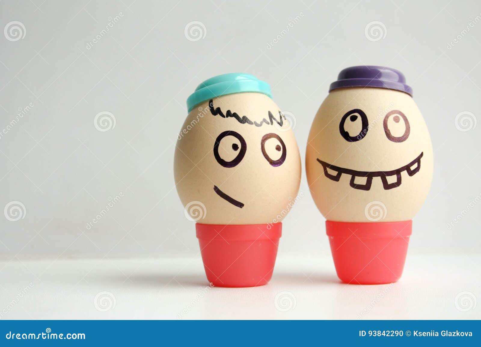 Ei Mit Gemaltem Gesicht Zwei Eier in Den Kappen Stockfoto - Bild von ...