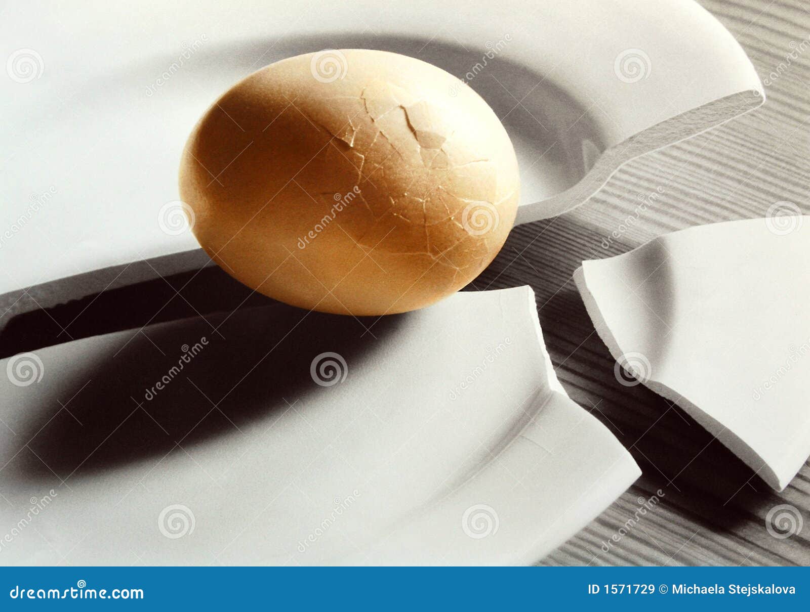 Ei op gebroken plaat stock afbeelding. Image of koken - 1571729