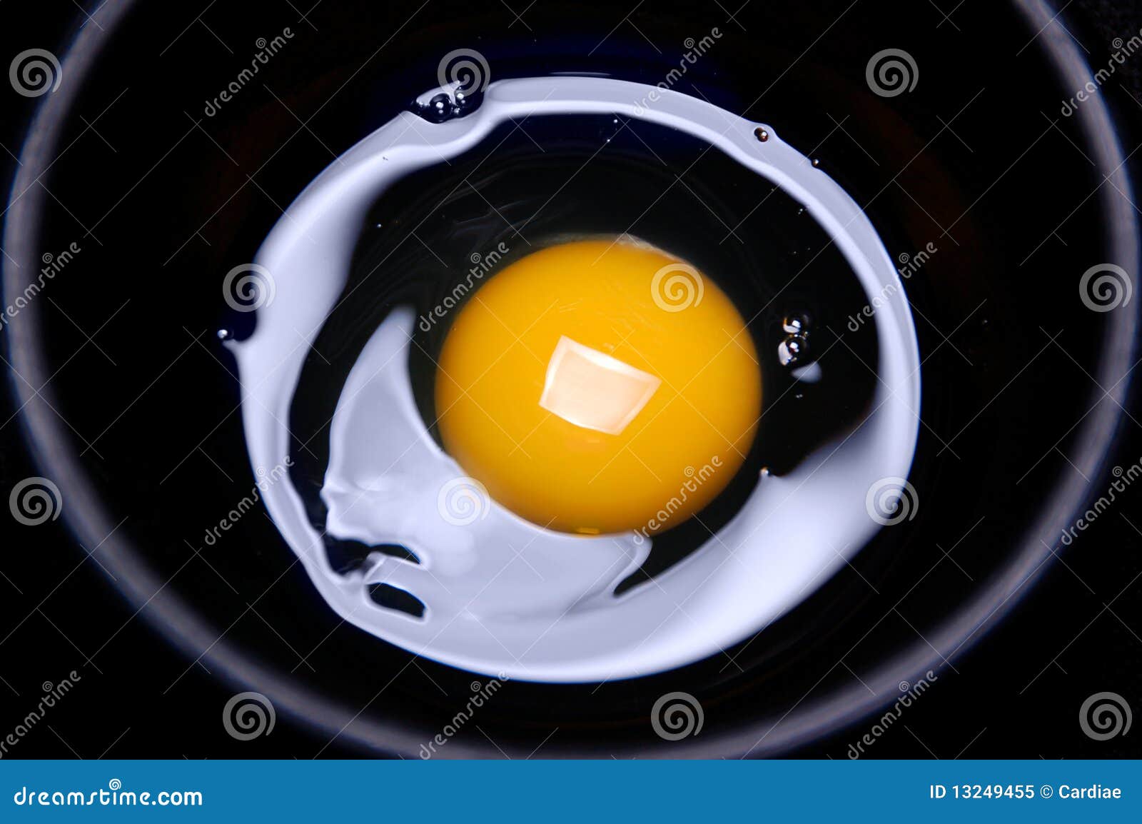 Ei und Eigelb stockbild. Bild von getrennt, gelb, durcheinandergemischt ...