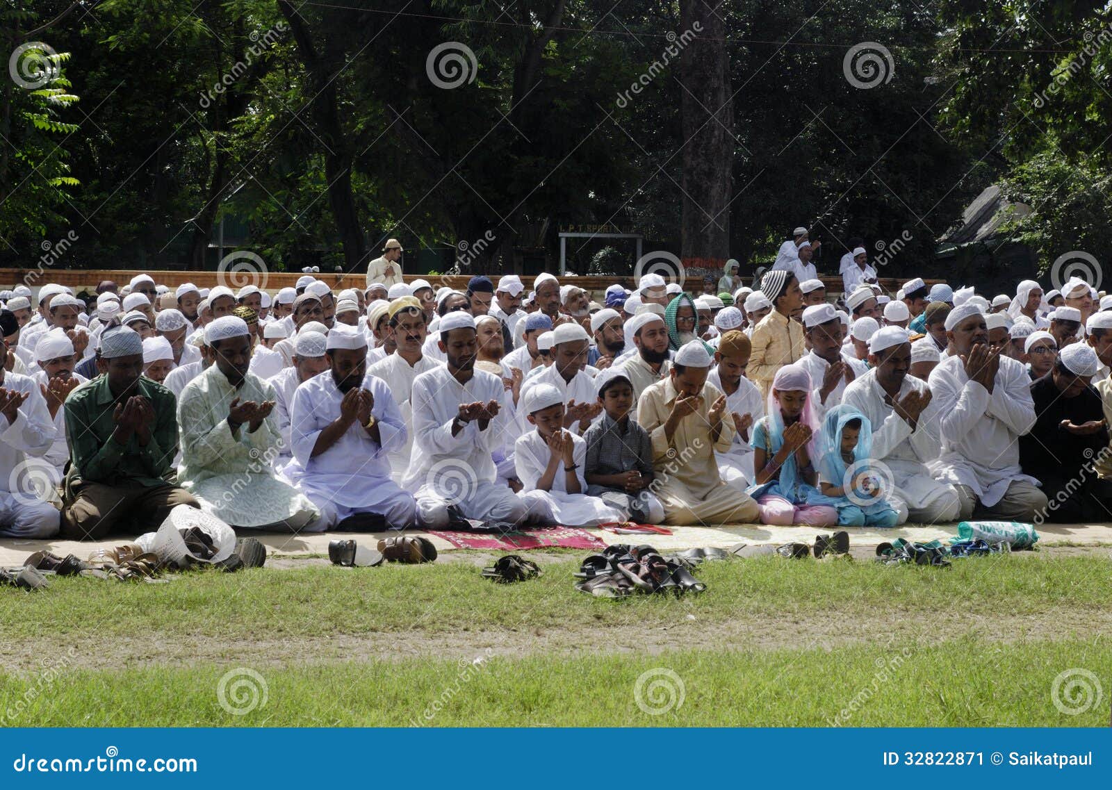 Eid prayer editorial photo. Image of road, islam, street - 32822871