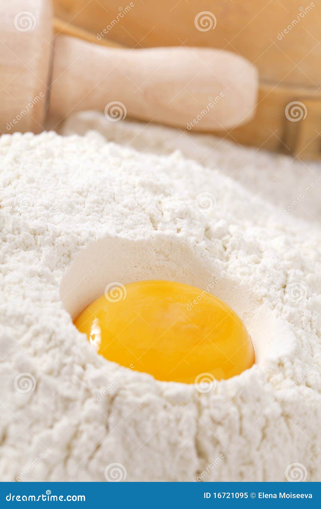 Eidotter Im Mehl, Rollenstiftang-Sieb Stockbild - Bild von haufen ...