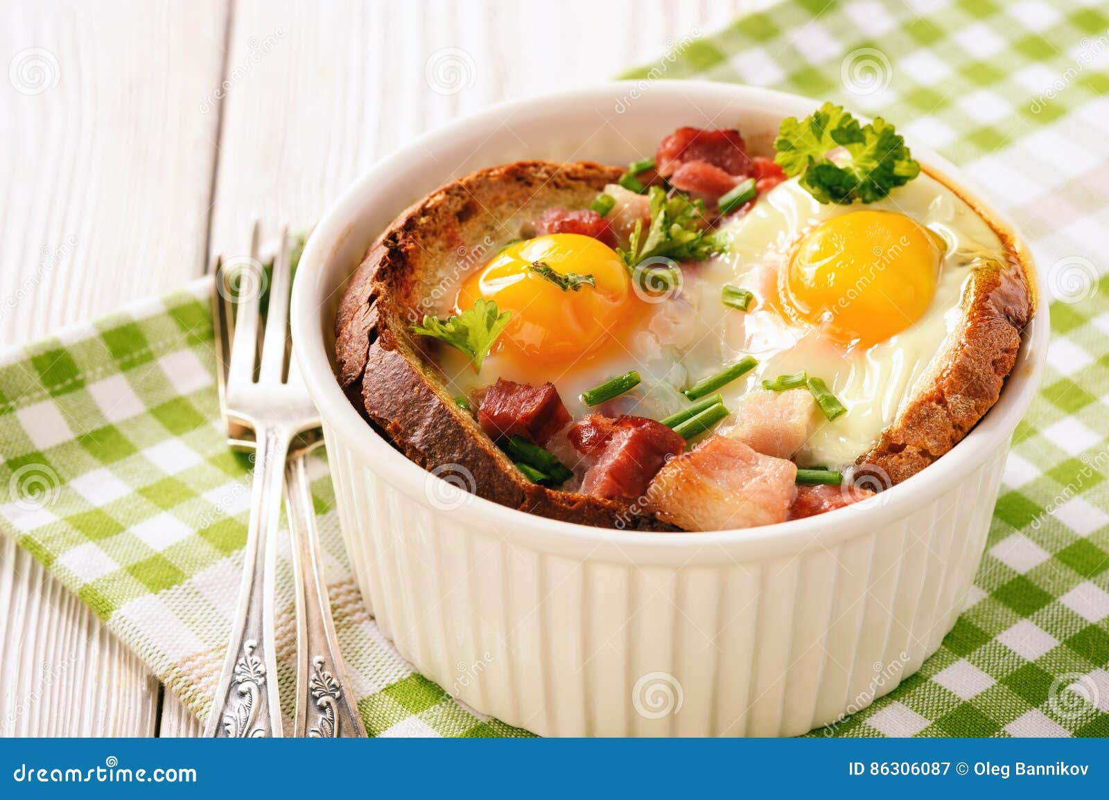 Eier Backten Mit Speck, Tomaten, Knoblauch Und Brot Stockbild - Bild ...