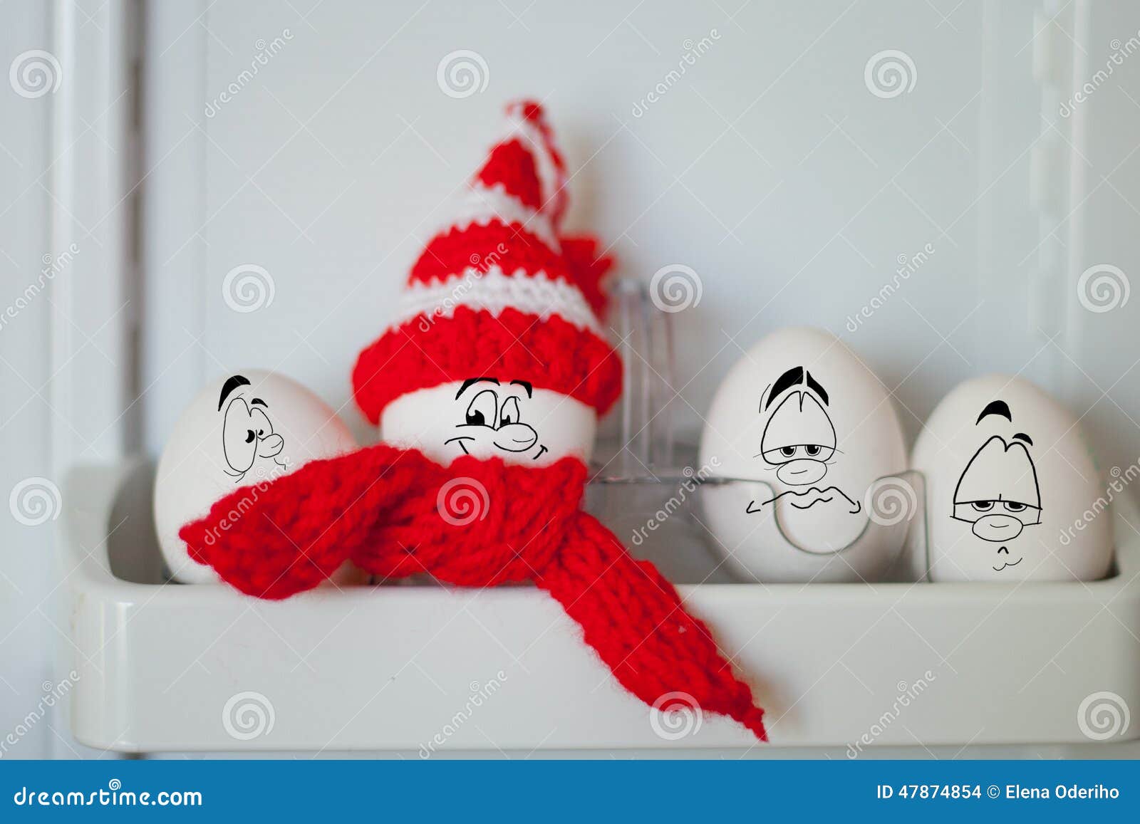 Eier in Einem Lustigen Hut Mit Einem Karikaturgesicht Gemalt Stockfoto ...