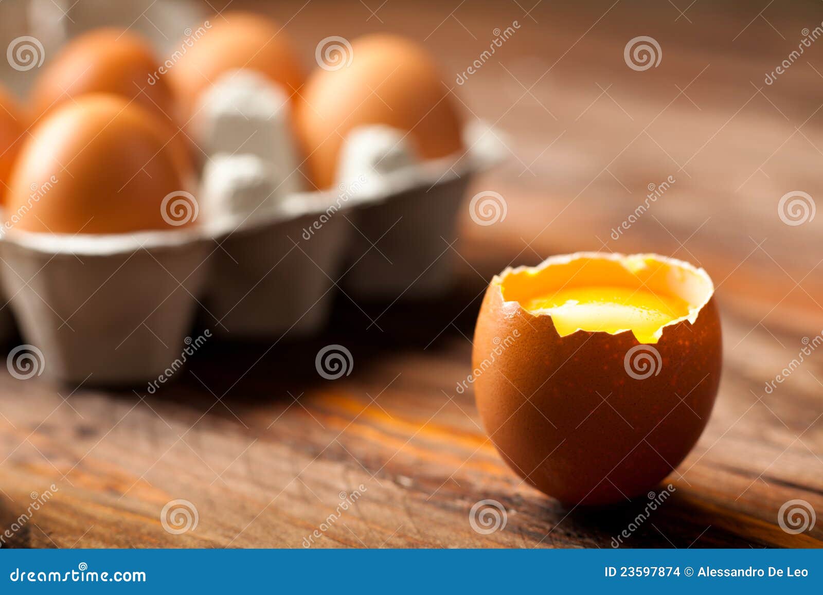 Eier mit Eigelb stockfoto. Bild von huhn, fokus, braun - 23597874