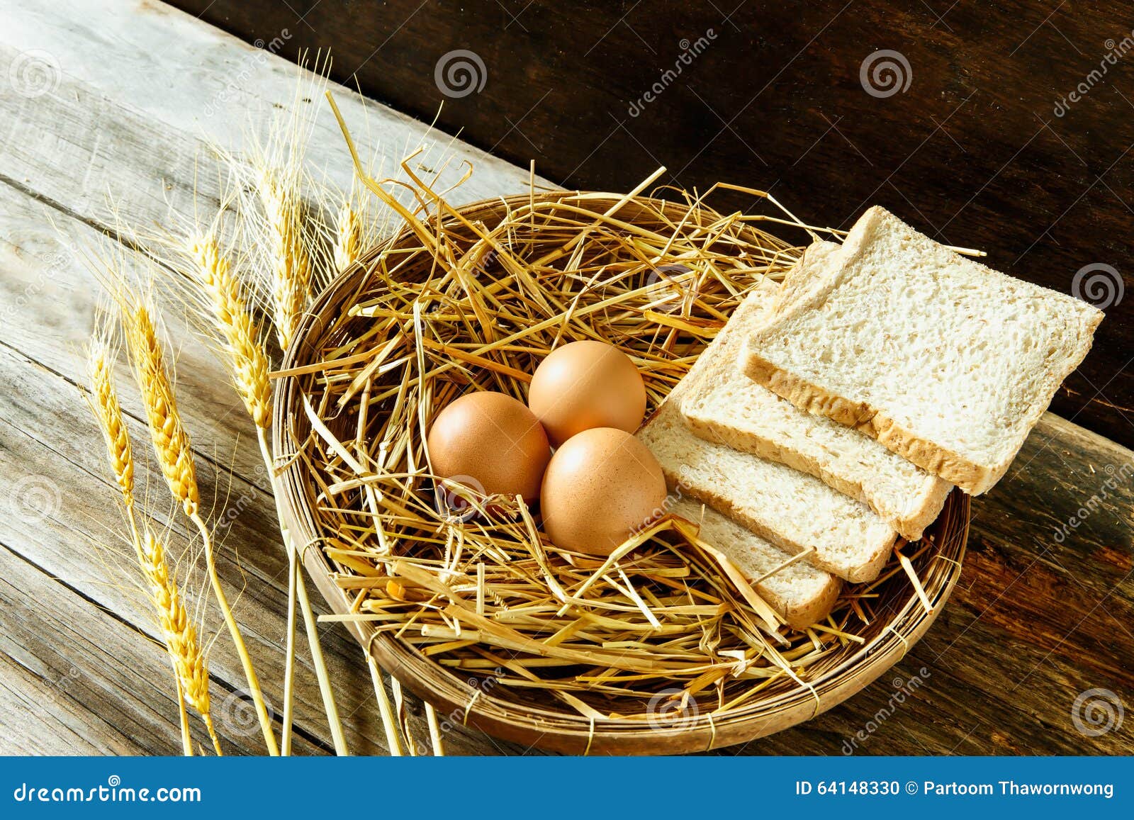 Eier und Brot im Korb stockfoto. Bild von eier, geschmackvoll - 64148330