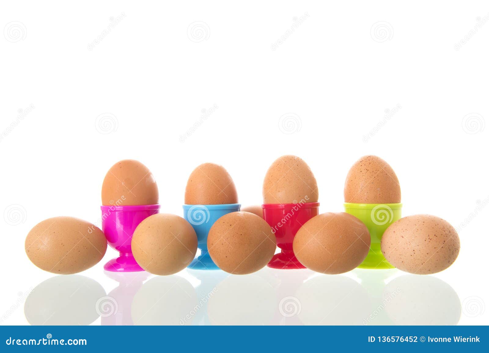 Eierdopjes met eieren stock foto. Image of voedsel, feestelijk - 136576452