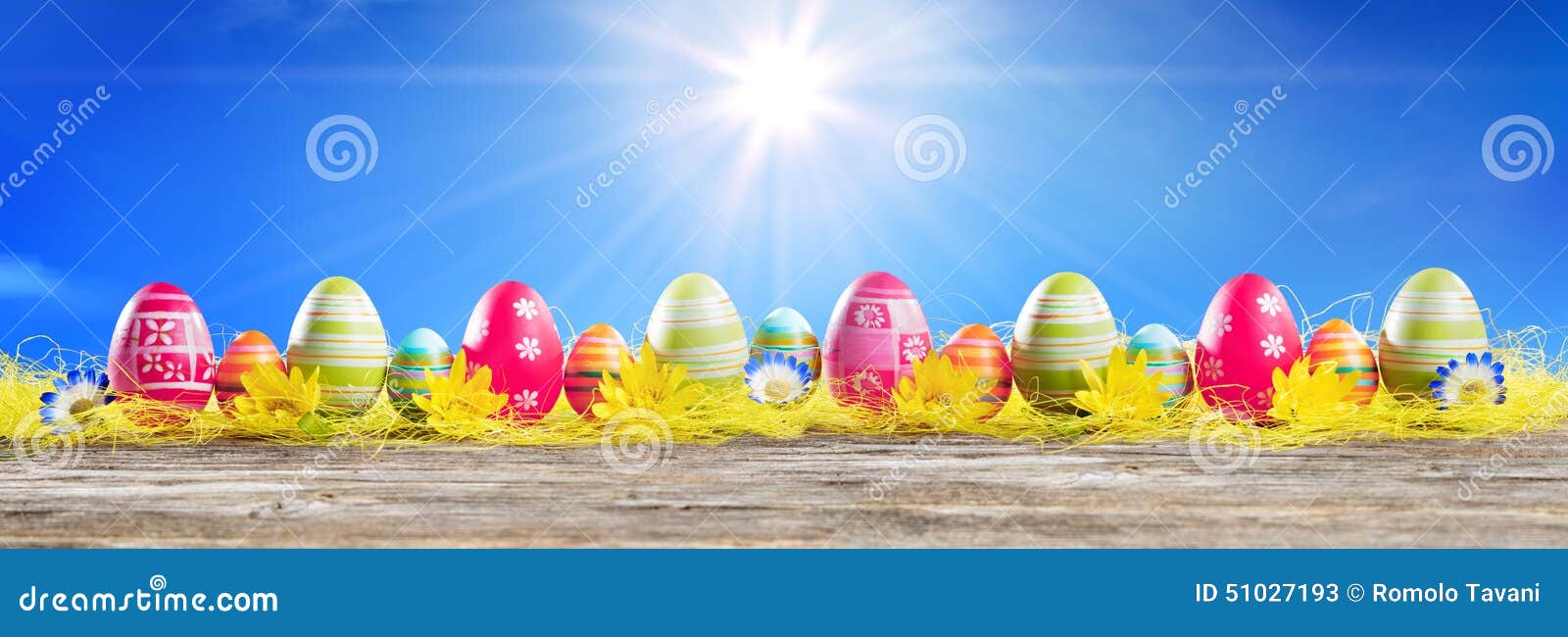 Eieren Pasen in Rij Op Stro Stock Afbeelding - Image of vakantie, groet ...