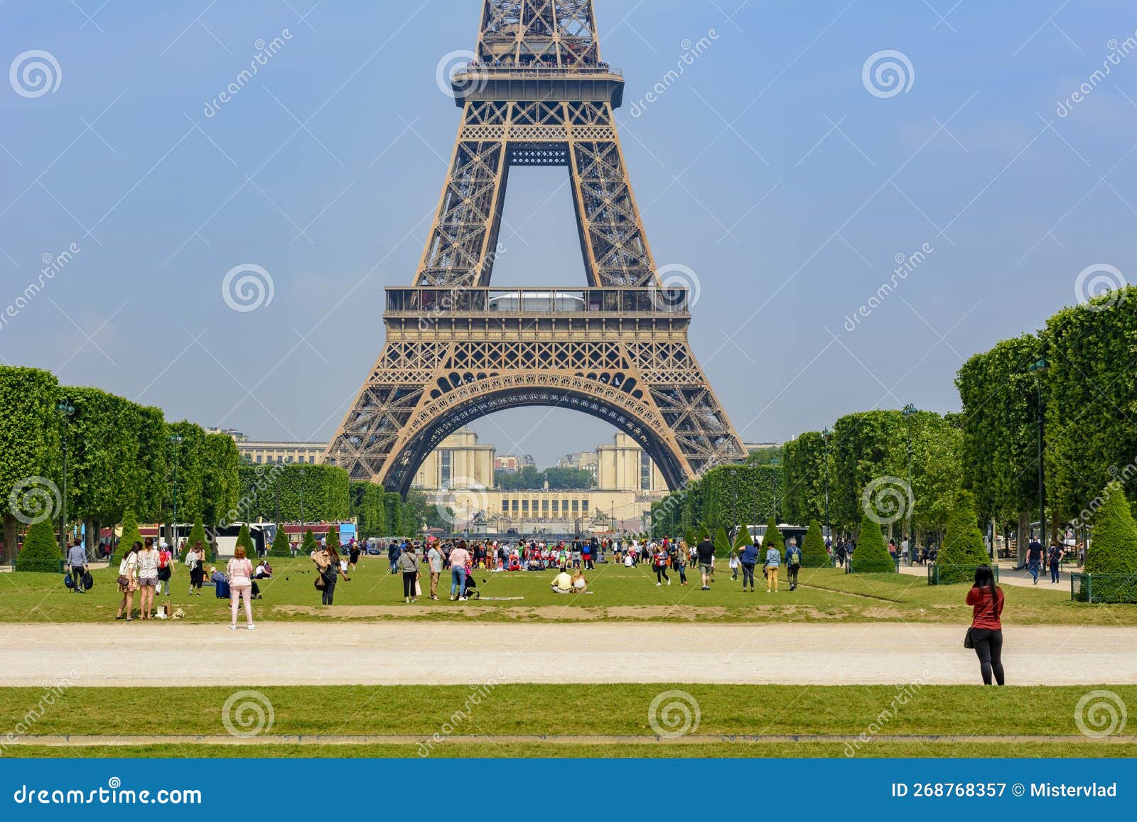 Eiffel Tower and Field of Mars, Paris, France Editorial Photography ...