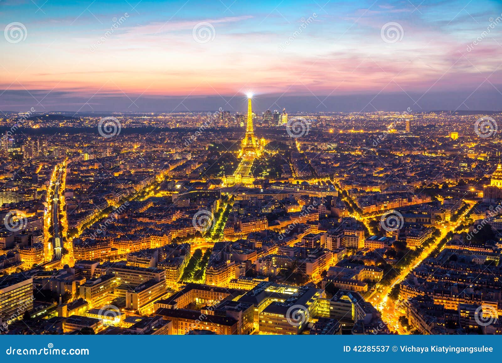 Eiffel Tower Paris Dusk editorial photography. Image of performance ...