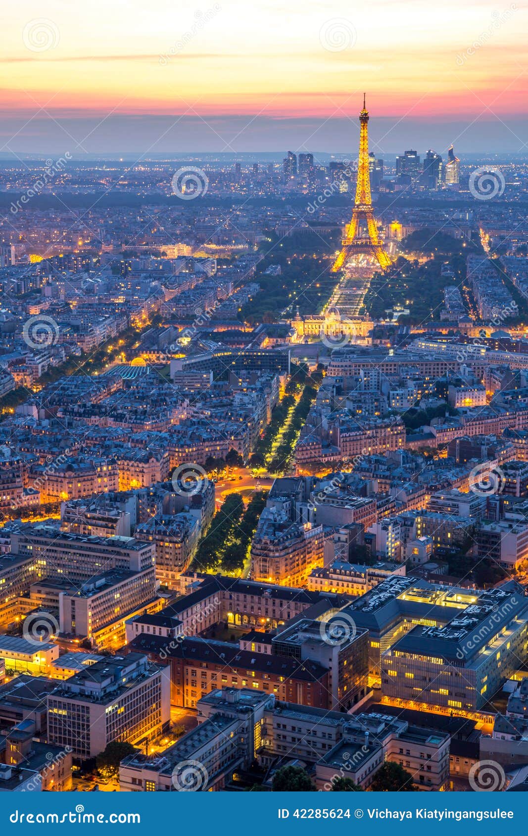 Eiffel Tower Paris Dusk editorial stock image. Image of detail - 42285624