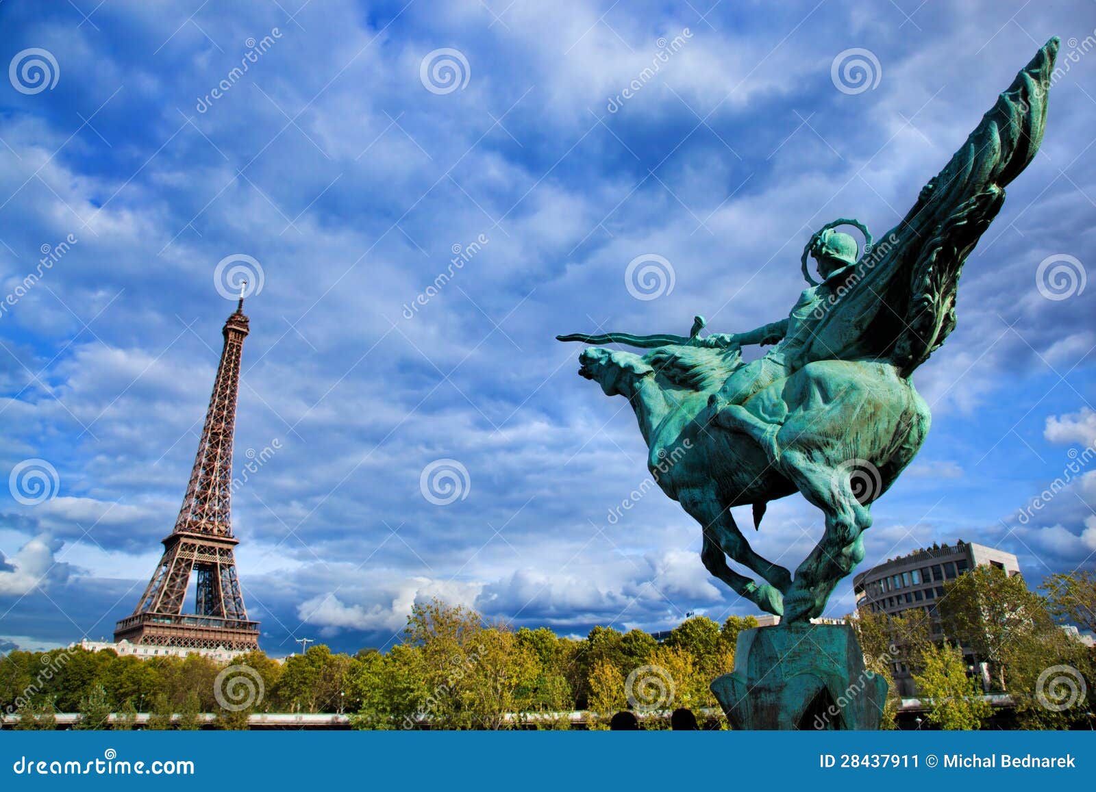 Eiffelturm, Paris, Fance. Jeanne D'Arc Statue Stockbild - Bild von ...