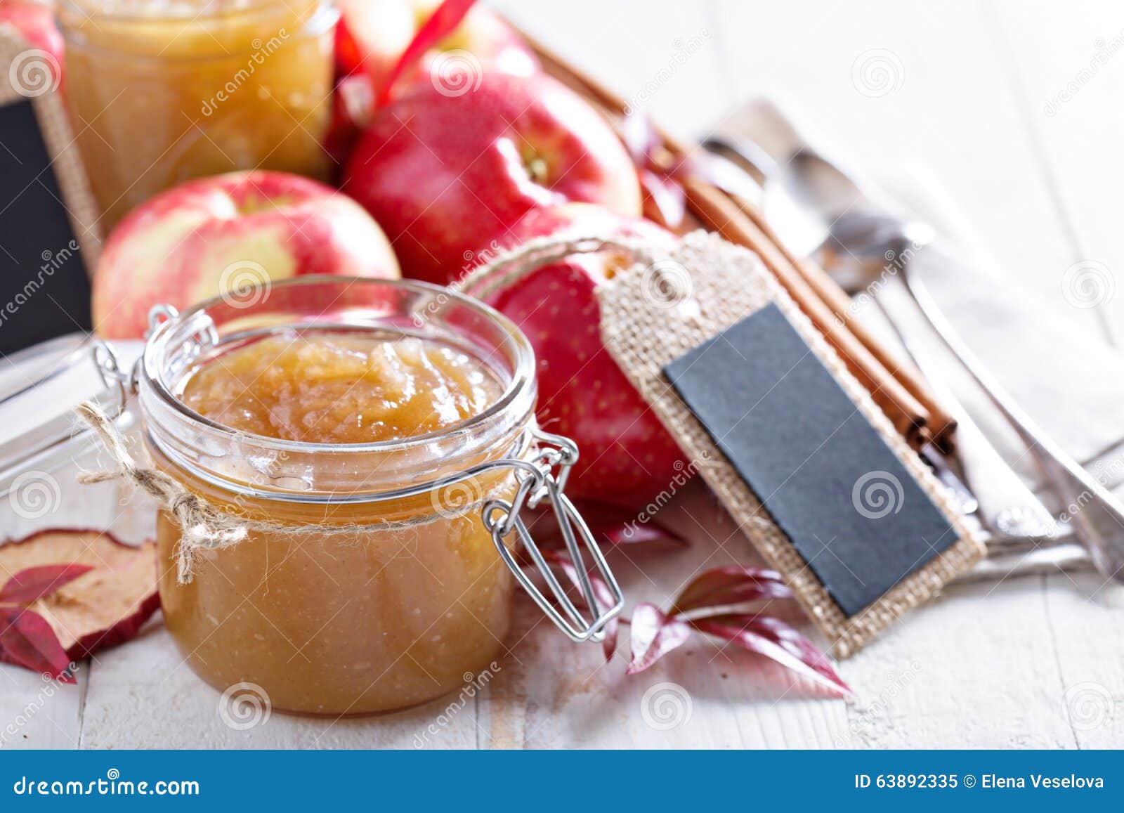 Eigengemaakte Appelboter in Glaskruiken Stock Afbeelding - Image of houder, cider: 63892335