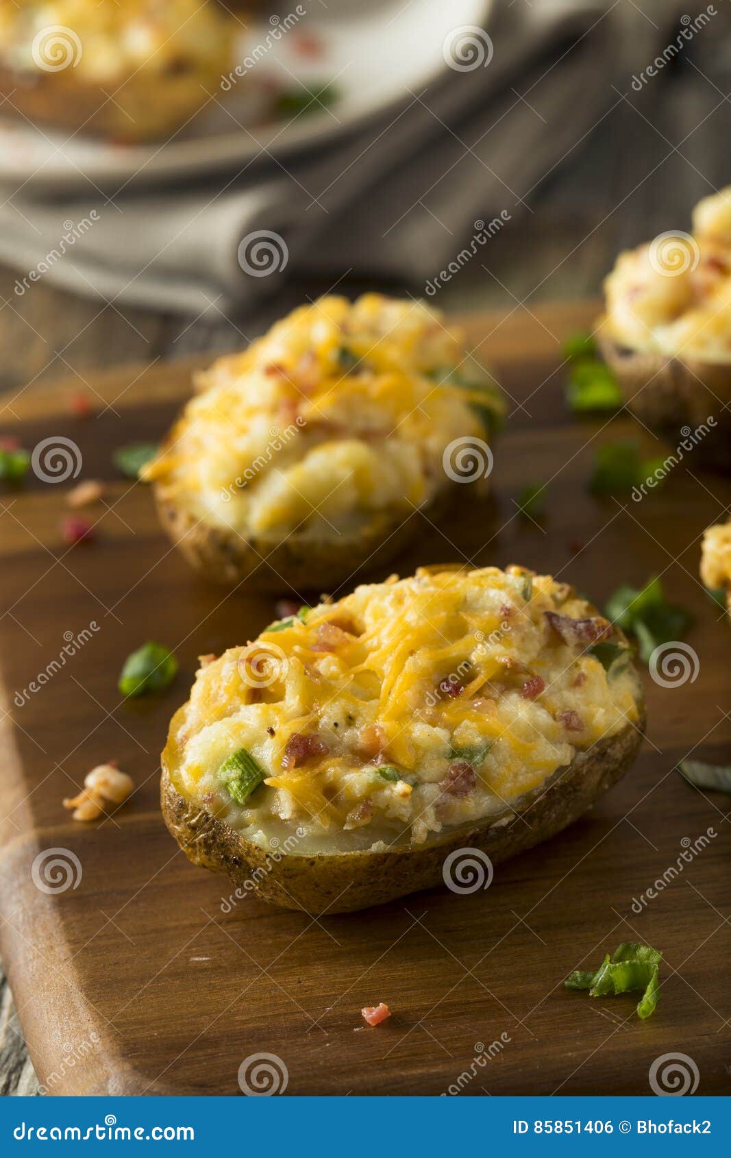 Eigengemaakte Tweemaal Aardappelen in De Schil Stock Foto - Image of ...