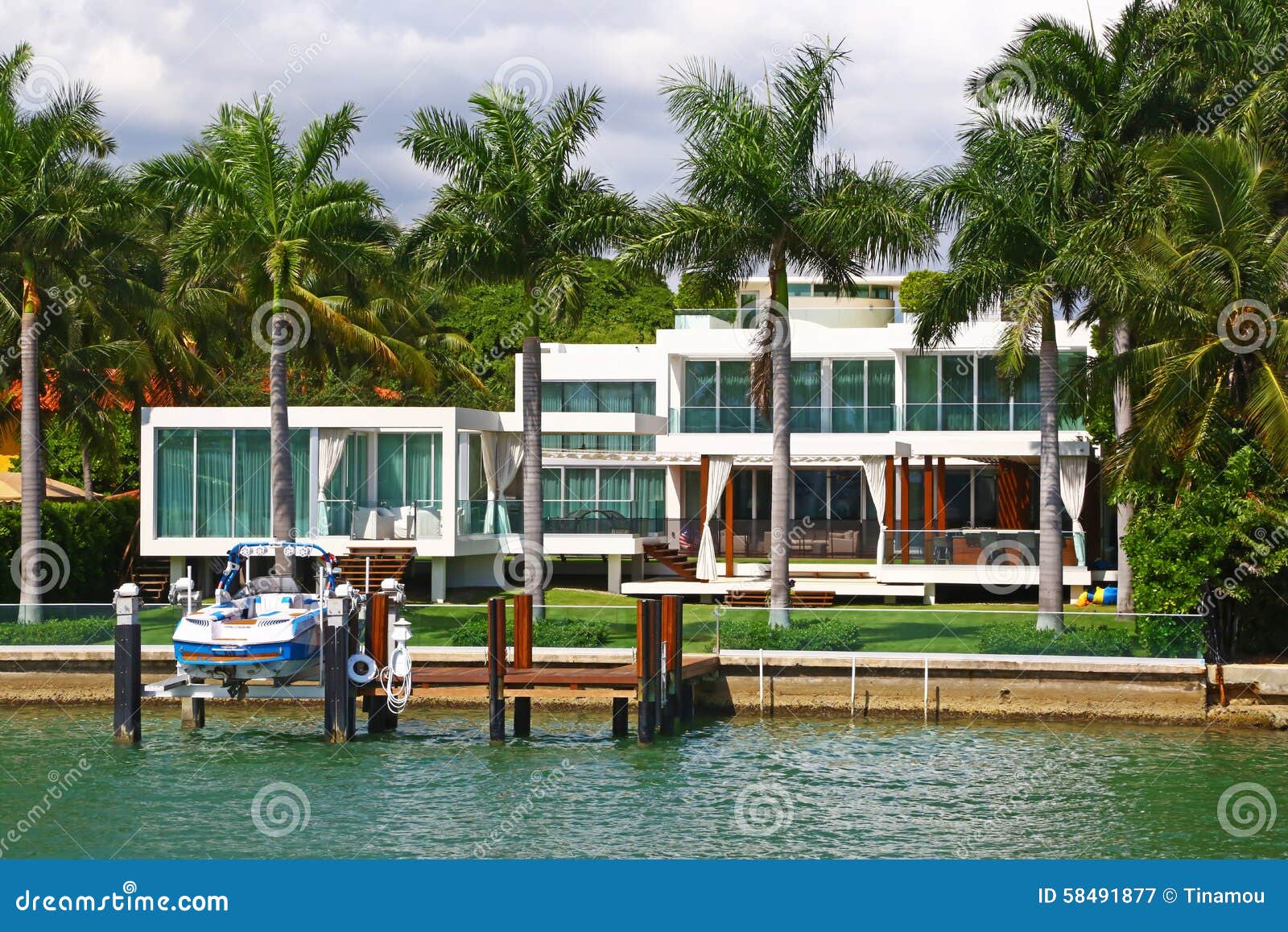 Eigentijdse Villa in Het Strand Van Miami, Florida Redactionele ...