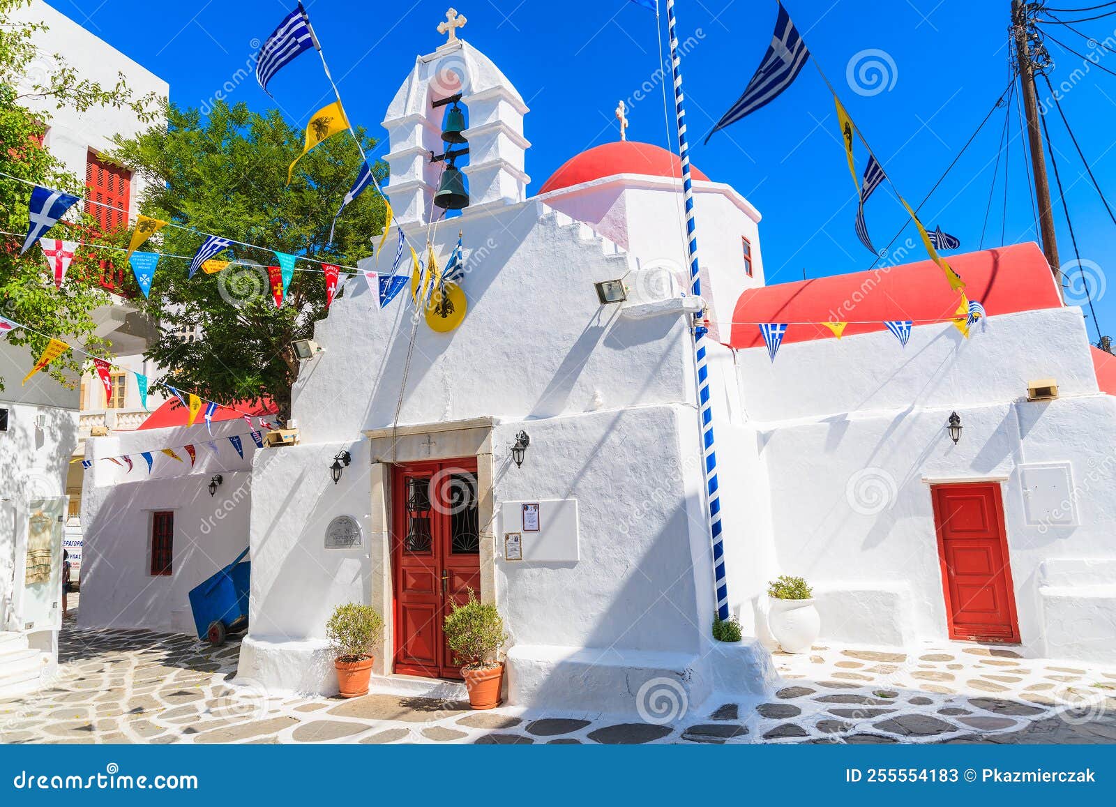 Eiland Mykonos Griekenland 16 Mei 2016 : Kerkgebouw Op Een Witte ... Eiland Mykonos Griekenland 16 Mei 2016 : Kerkgebouw Op Een Witte ...