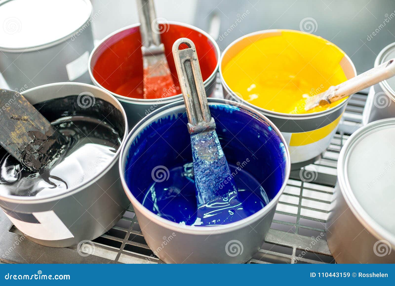 Eimer mit CMYK-Farben stockbild. Bild von fabrik, maschine - 110443159