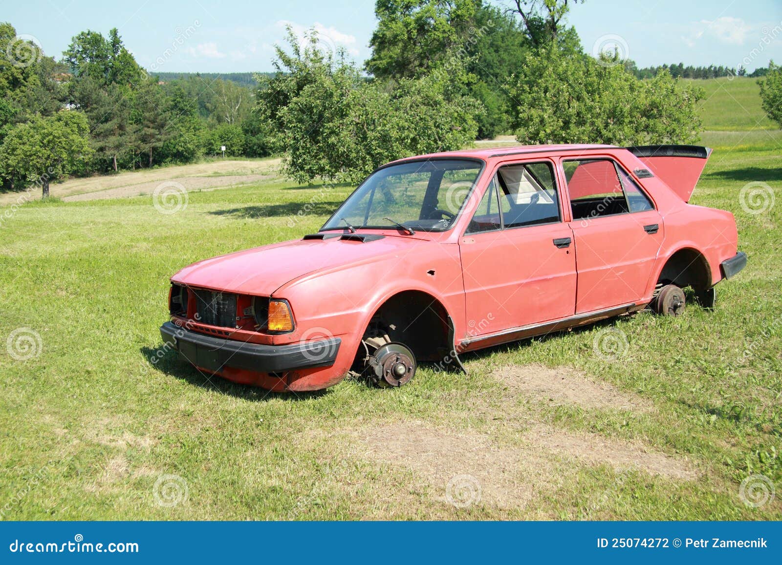 Ein Altes Auto Auf Der Wiese Stockfoto - Bild von wiese, gras: 25074272