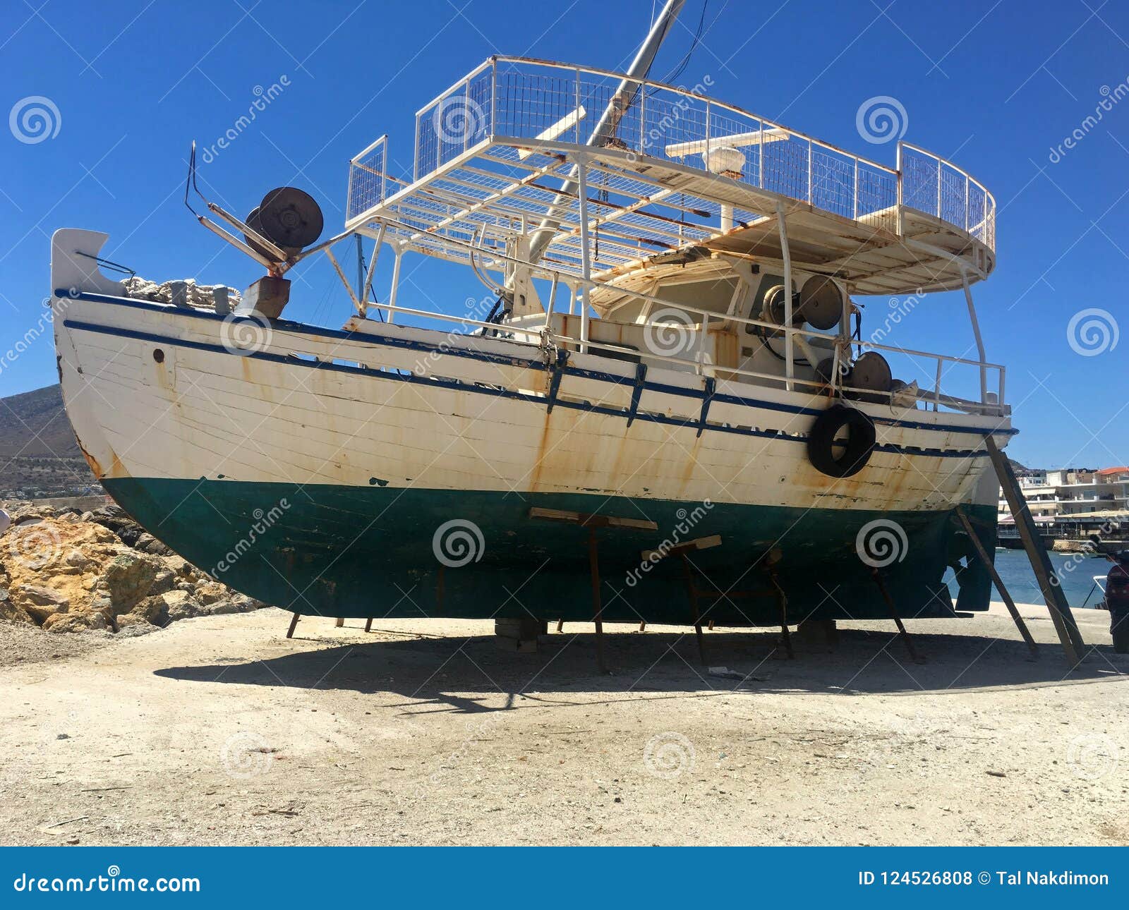 Ein Altes Fischerboot Wird Auf Dem Strand Verankert Stockfoto - Bild ...