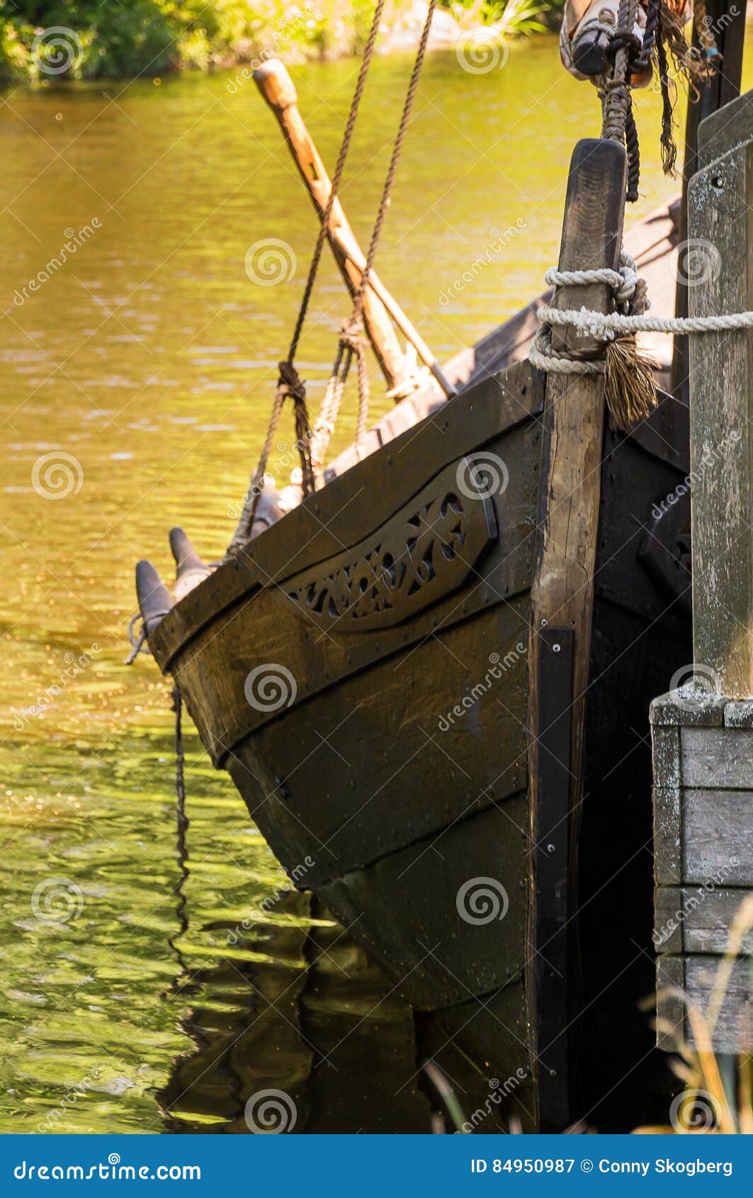 Ein Altes Wikinger-Schiff Im Wasser am Dock Stockbild - Bild von ...