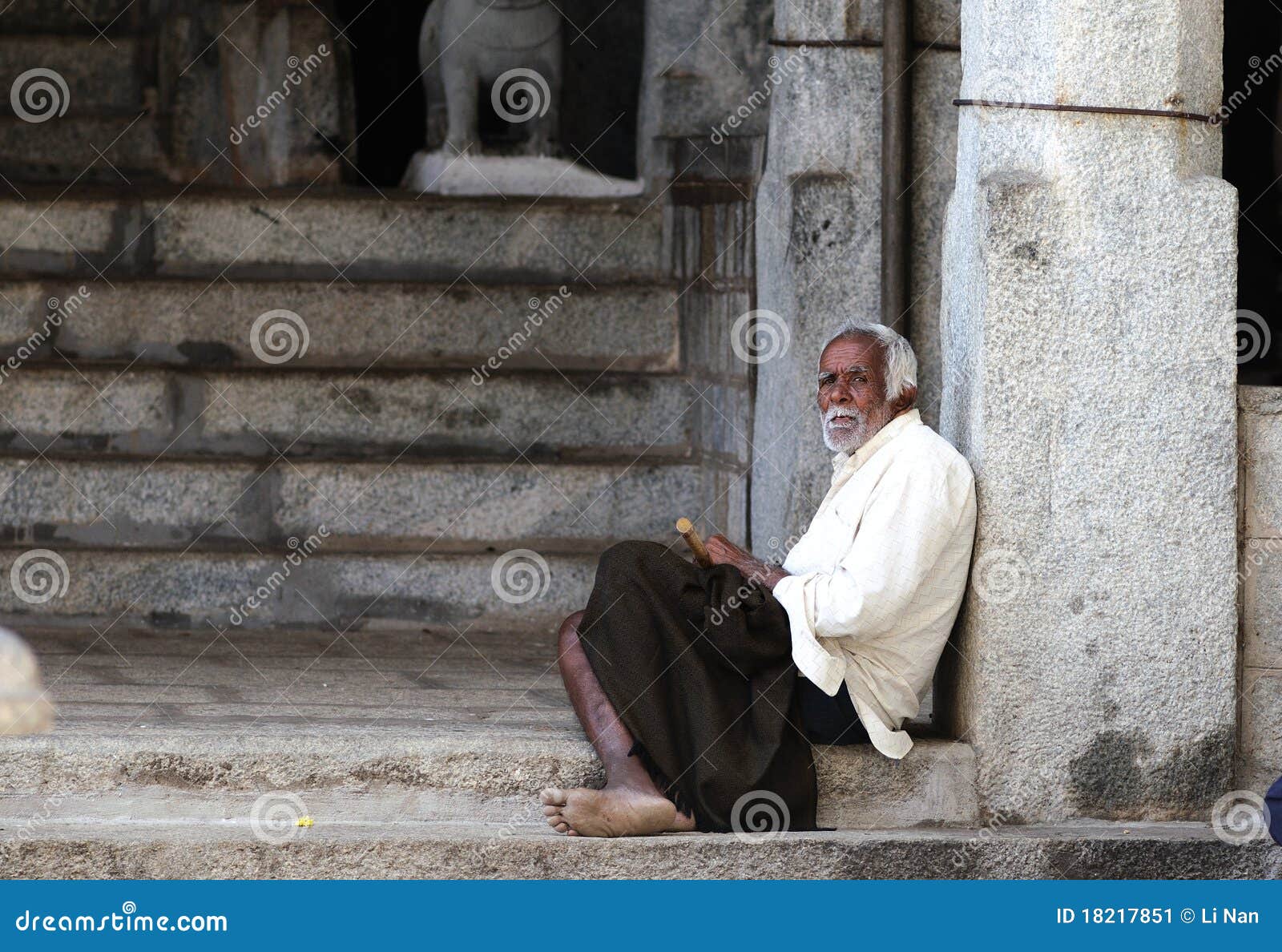 Ein Armer Alter Mann Im Elendsviertel Redaktionelles Foto - Bild von ...