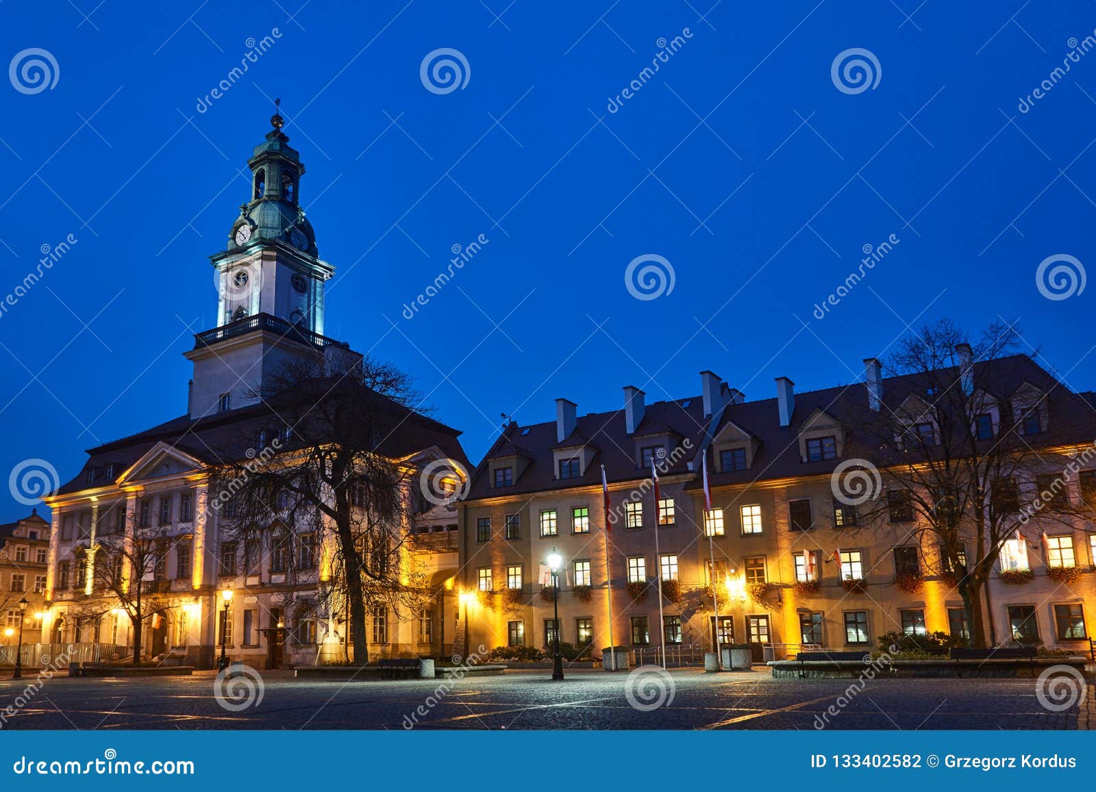 Ein Barock-classicistic Historisches Rathaus Nachts Stockfoto - Bild ...