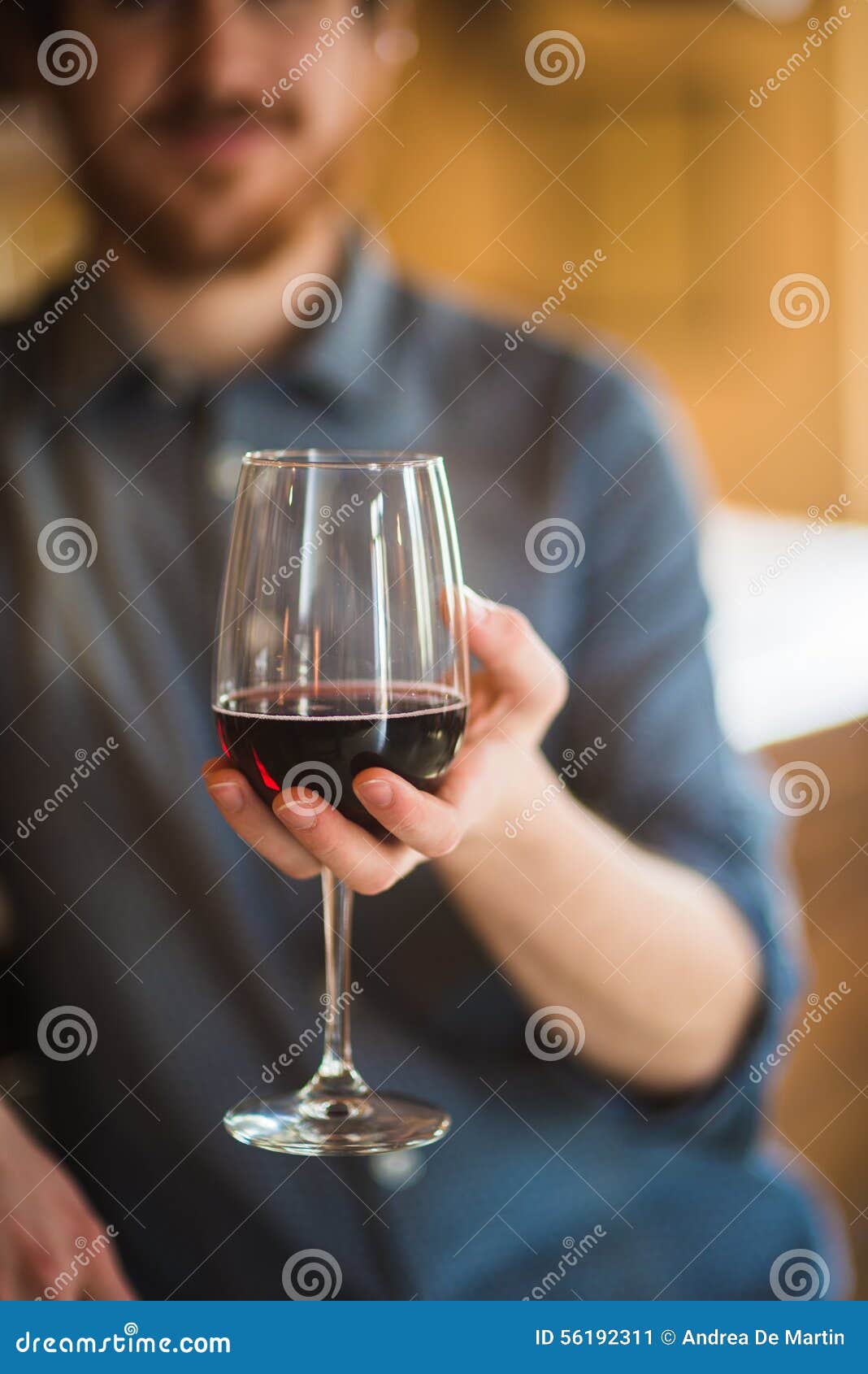 Ein Becher Wein in Der Hand Stockbild - Bild von feier, gaststätte ...