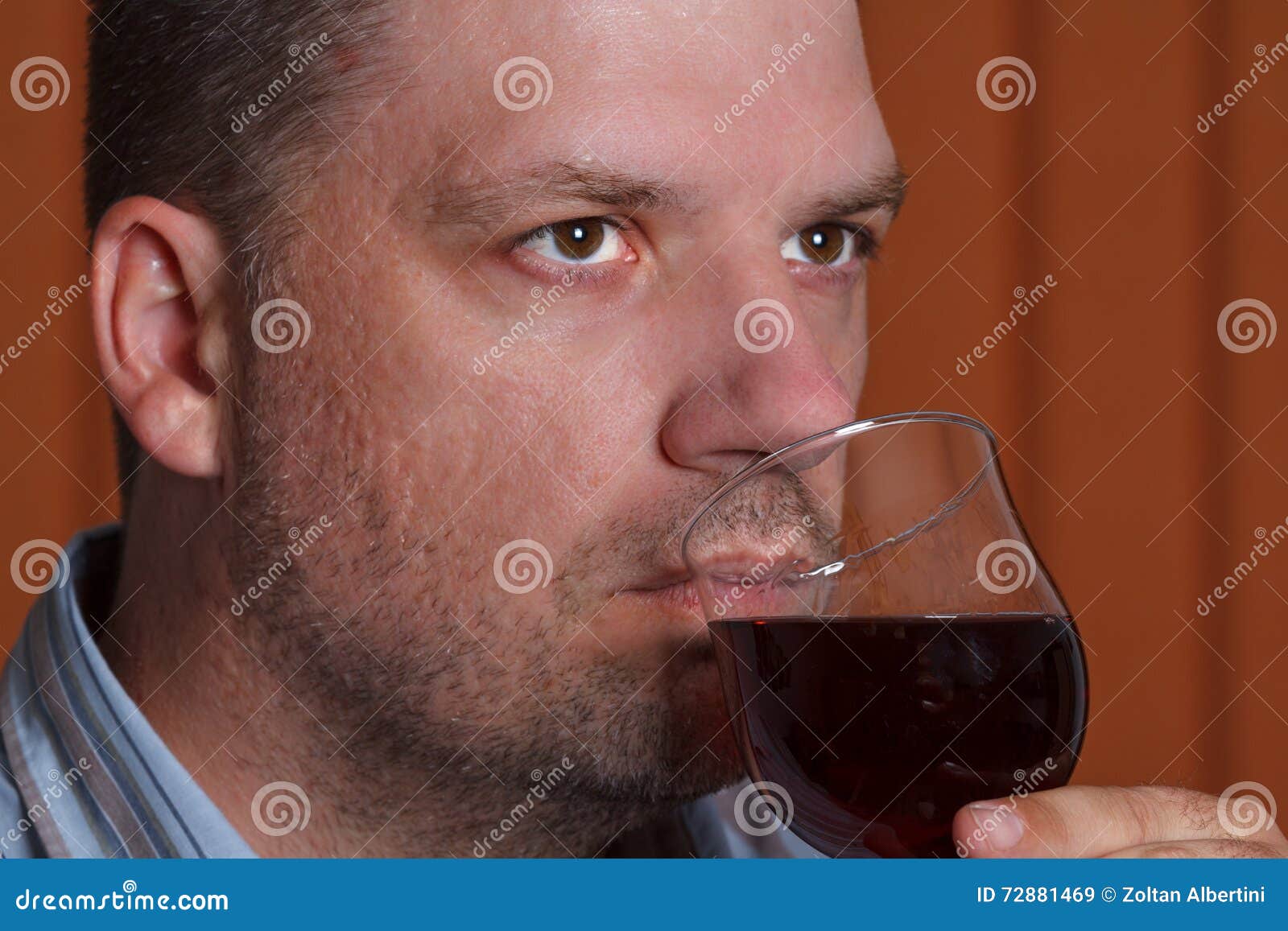 Ein Becher Wein in Der Hand Stockbild - Bild von getränk, probenahme ...