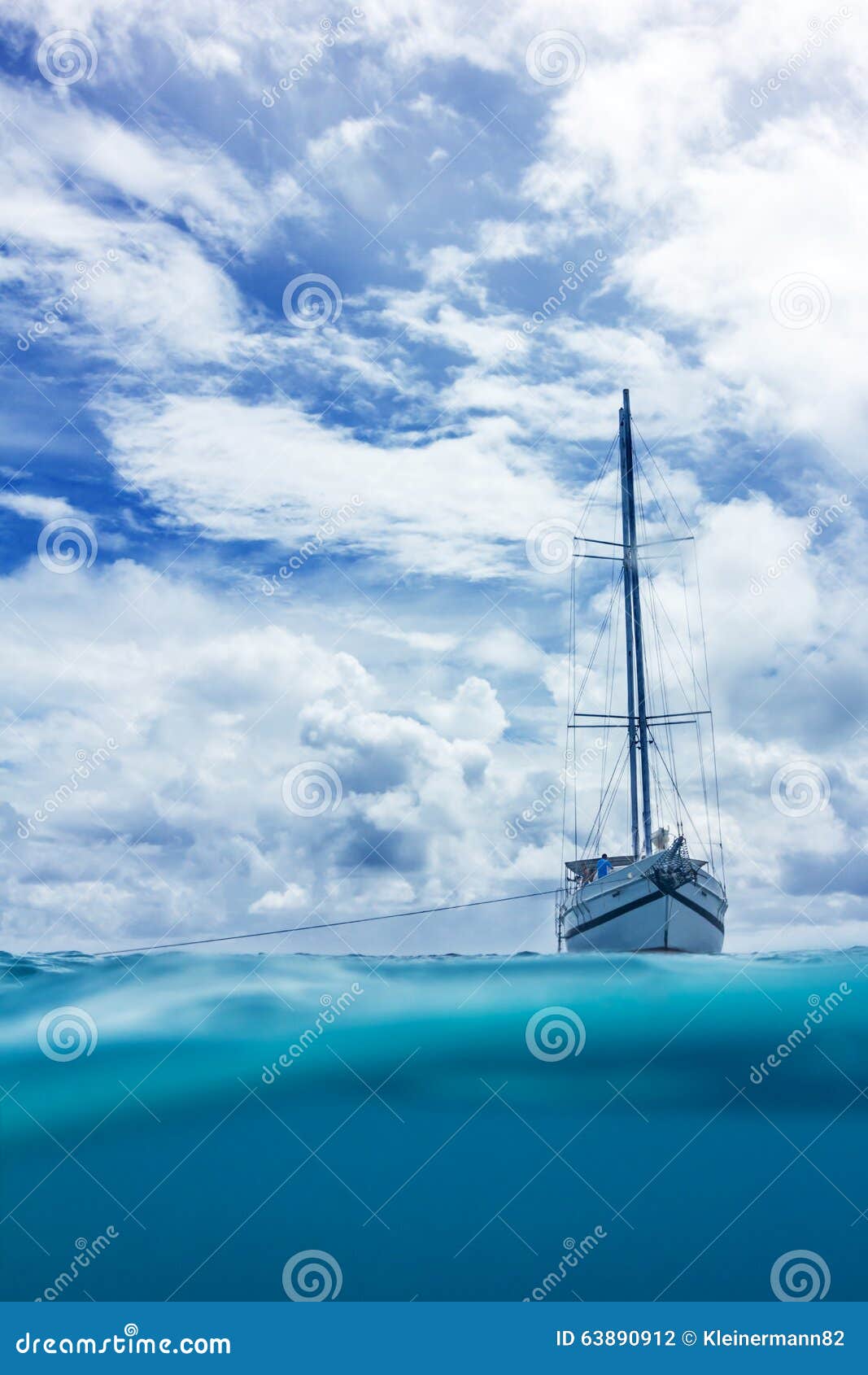 Ein Boot im Wasser stockfoto. Bild von meer, szenisch - 63890912