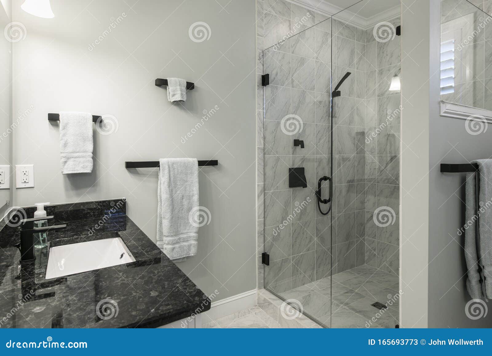 Ein Einfaches Luxuriöses Badezimmer Mit Granit Und Marmor in ...