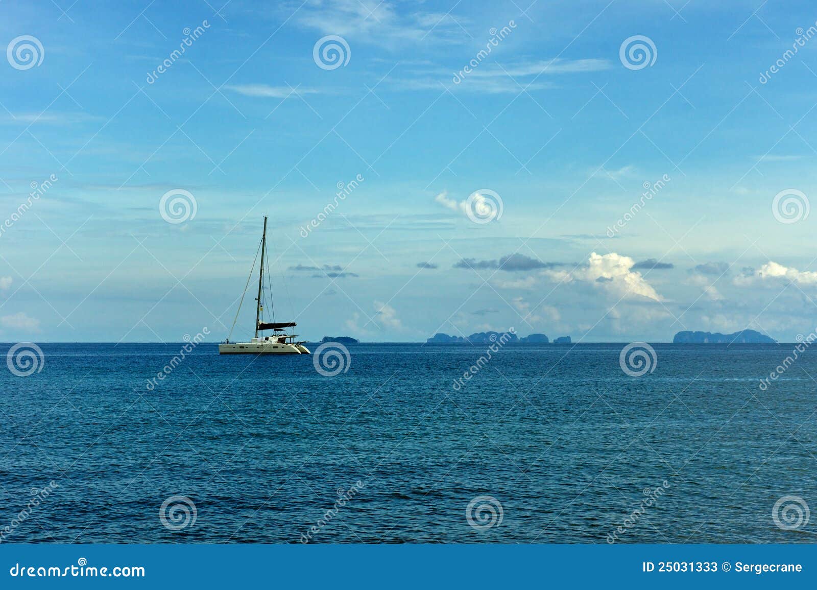 Ein Einsames Segelboot Im Blauen Meer Stockbild - Bild von boot, himmel ...