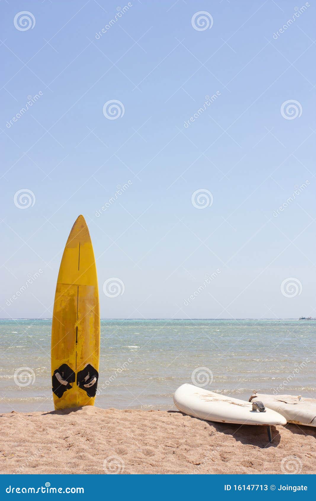 Ein Einzelnes Surfbrett Im Sand Stockbild - Bild von stehen, blau: 16147713