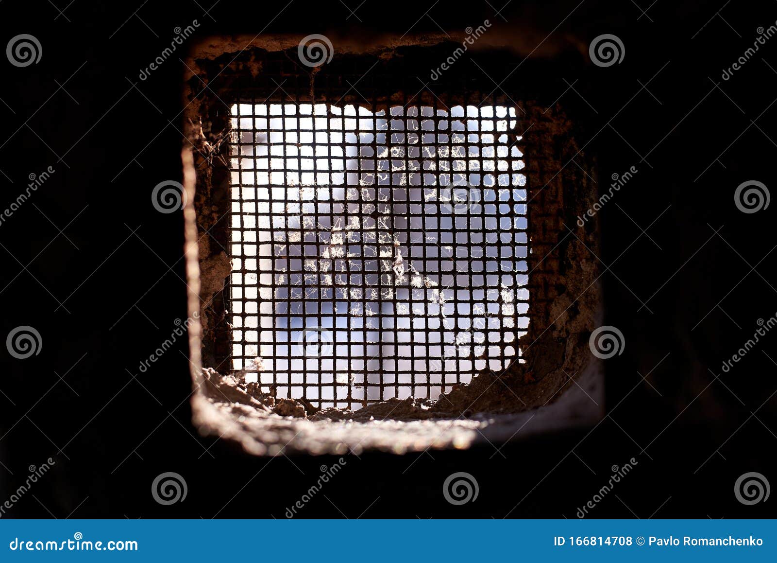 Ein Eisengitter in Einem Netz Auf Einem Kleinen Kellerfenster Stockfoto ...