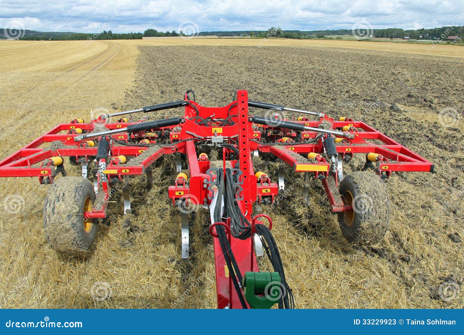 Ein Feld Bebauen, Wie Vom Traktor Gesehen Stockbild - Bild von ...