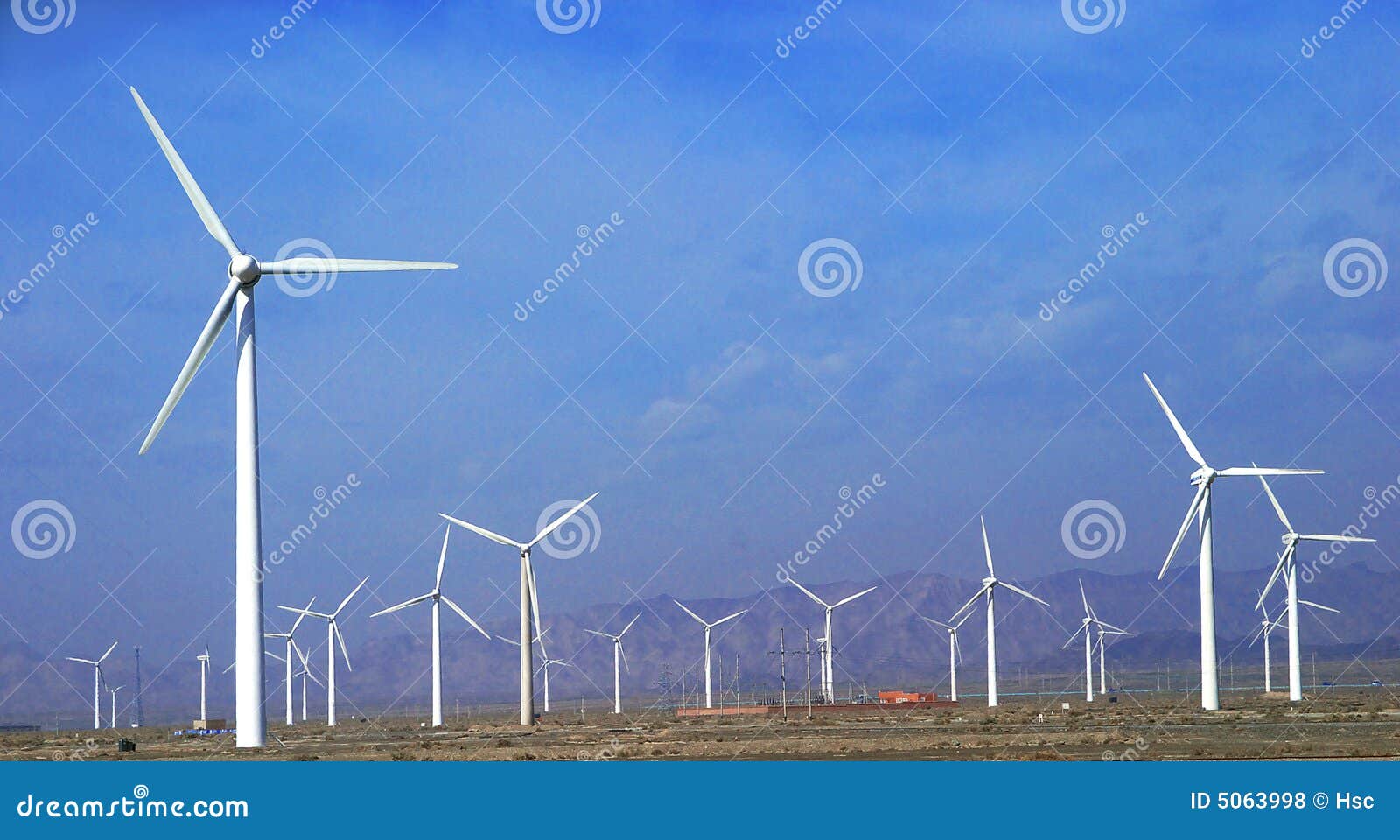 Ein Feld der Windturbinen stockfoto. Bild von technologie - 5063998