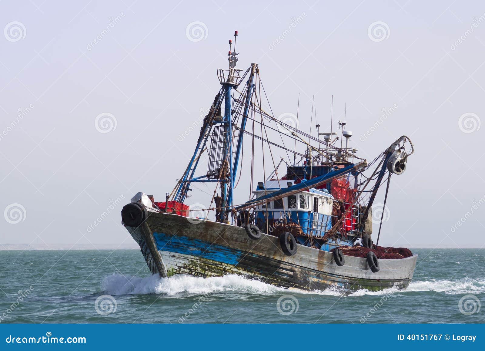 Ein Fischerboot Ist an Der Hochseefischerei. Stockbild - Bild von boot ...