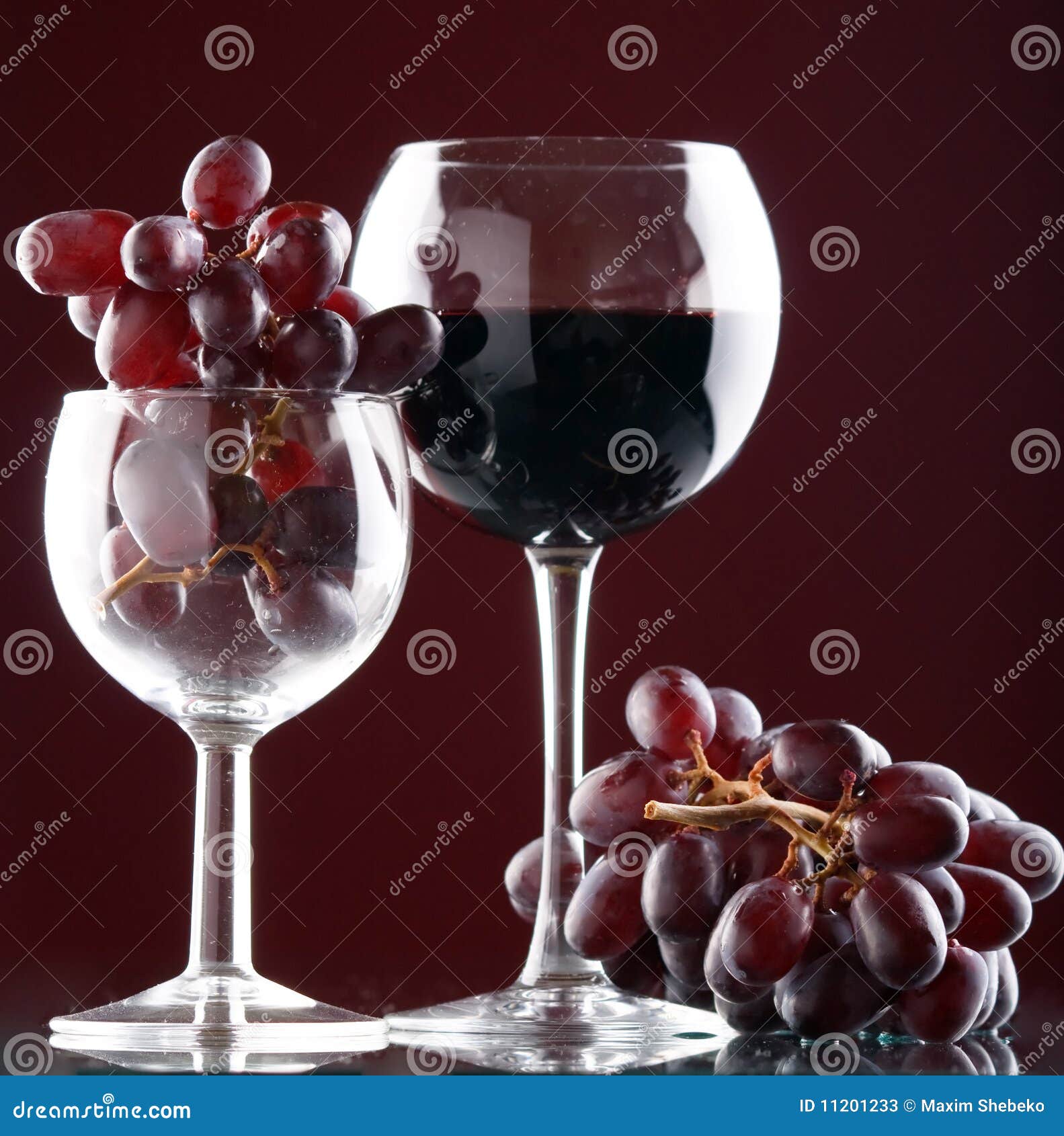 Ein Glas Rotwein stockbild. Bild von jahrestag, flüssigkeit - 11201233