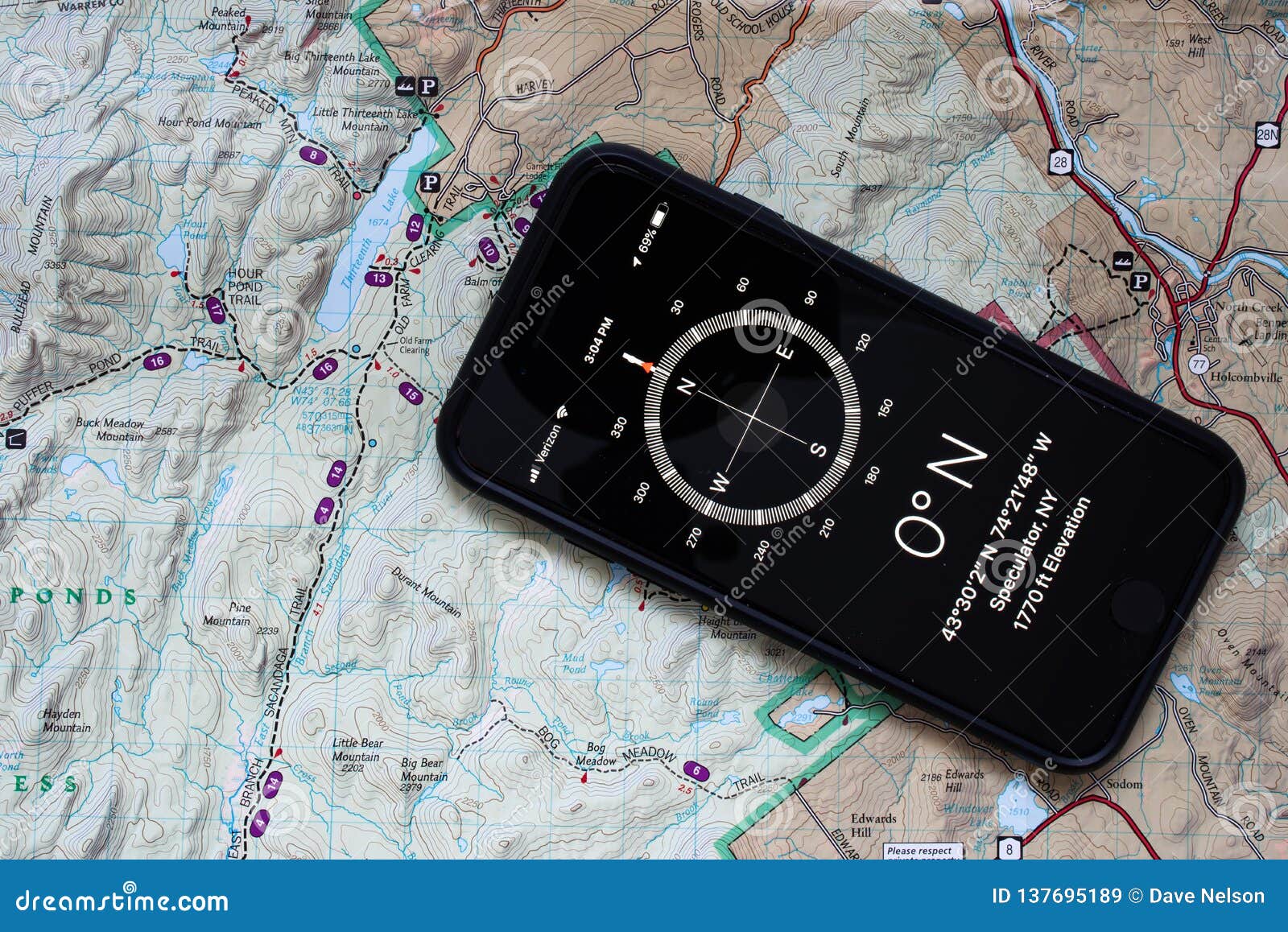 Ein IPhone Kompass App Auf Einer Topographischen Karte Redaktionelles ...