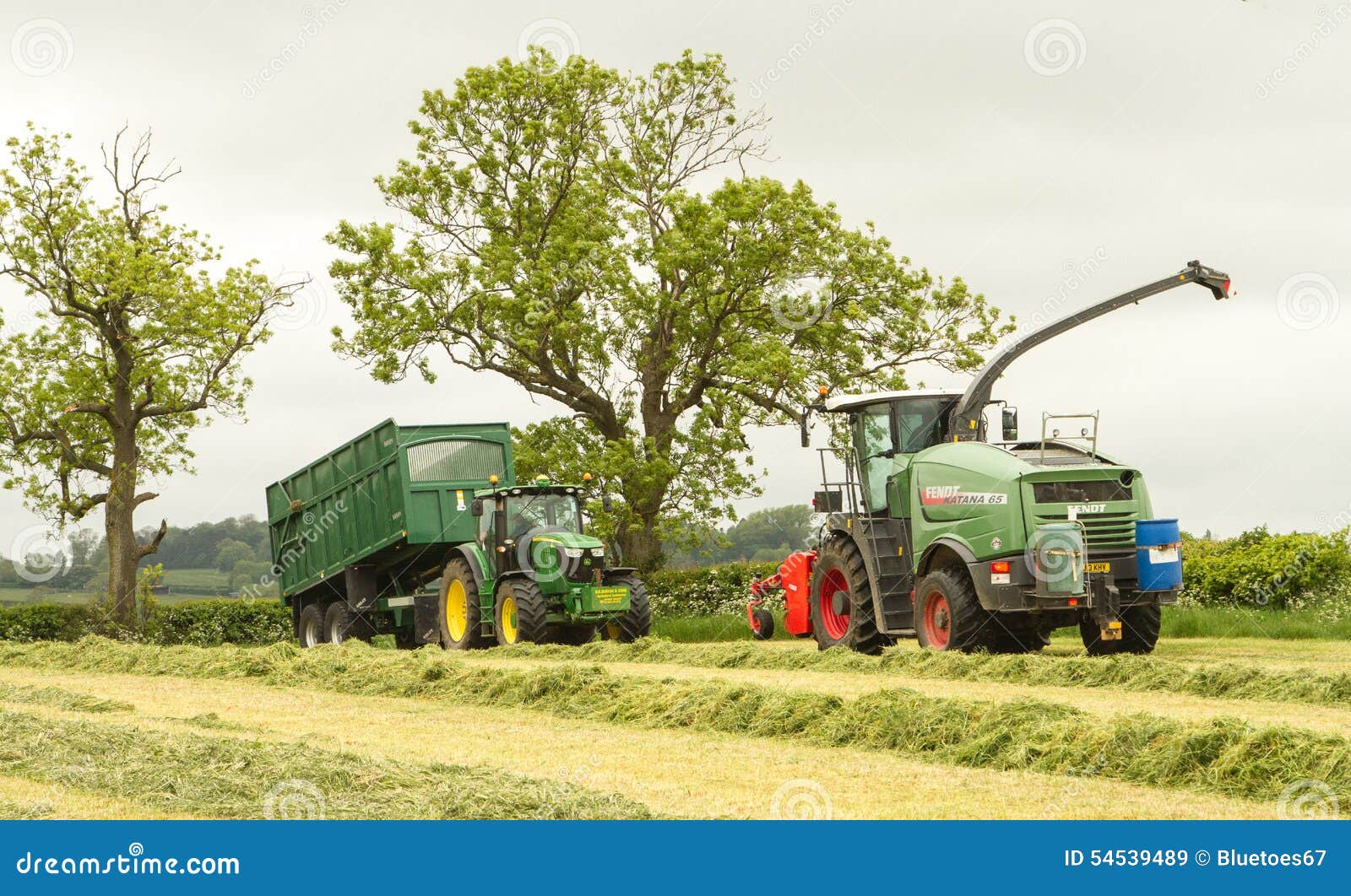 Ein John Deere-Traktor Mit Forager Fendt Katana 65 Redaktionelles ...